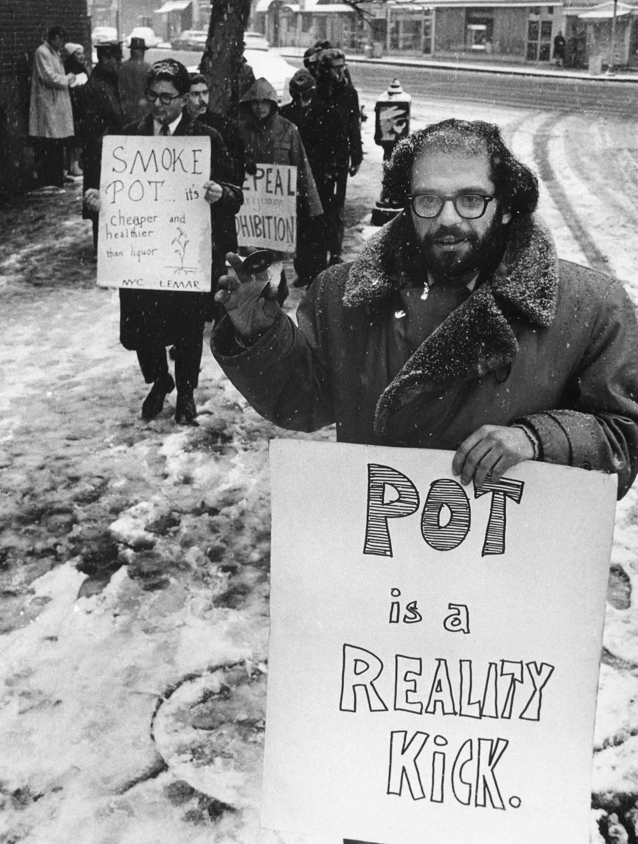 Allen Ginsberg Daga cikin Masu zanga-zangar a Marijuana Rally