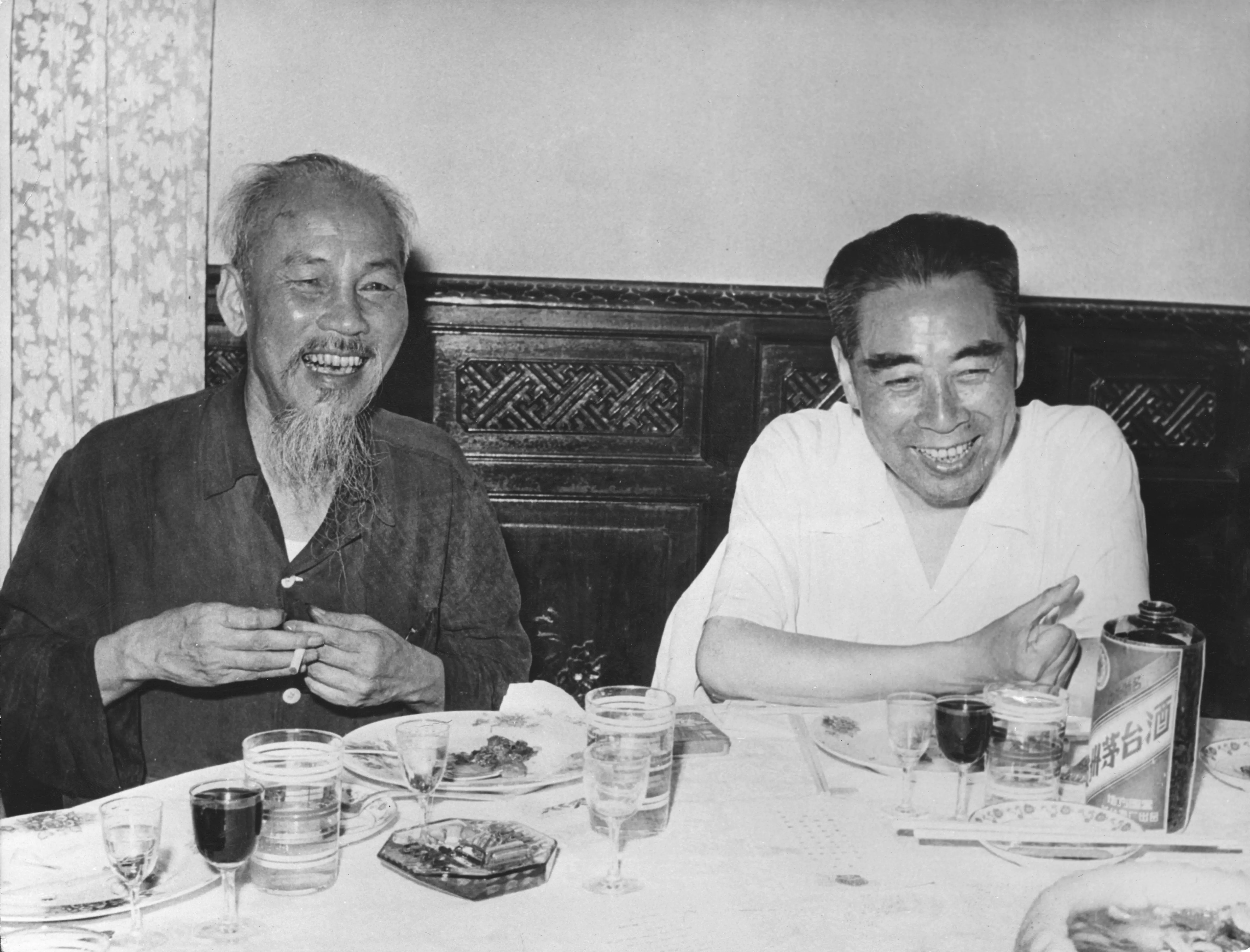 Šiaurės Vietnamo prezidentas ir komunistų revoliucijos lyderis Ho Chi Minh (1890–1969, kairėje) kartu su Kinijos Liaudies Respublikos ministru pirmininku Zhou Enlai (1898–1976) Vietname, 1960 m.