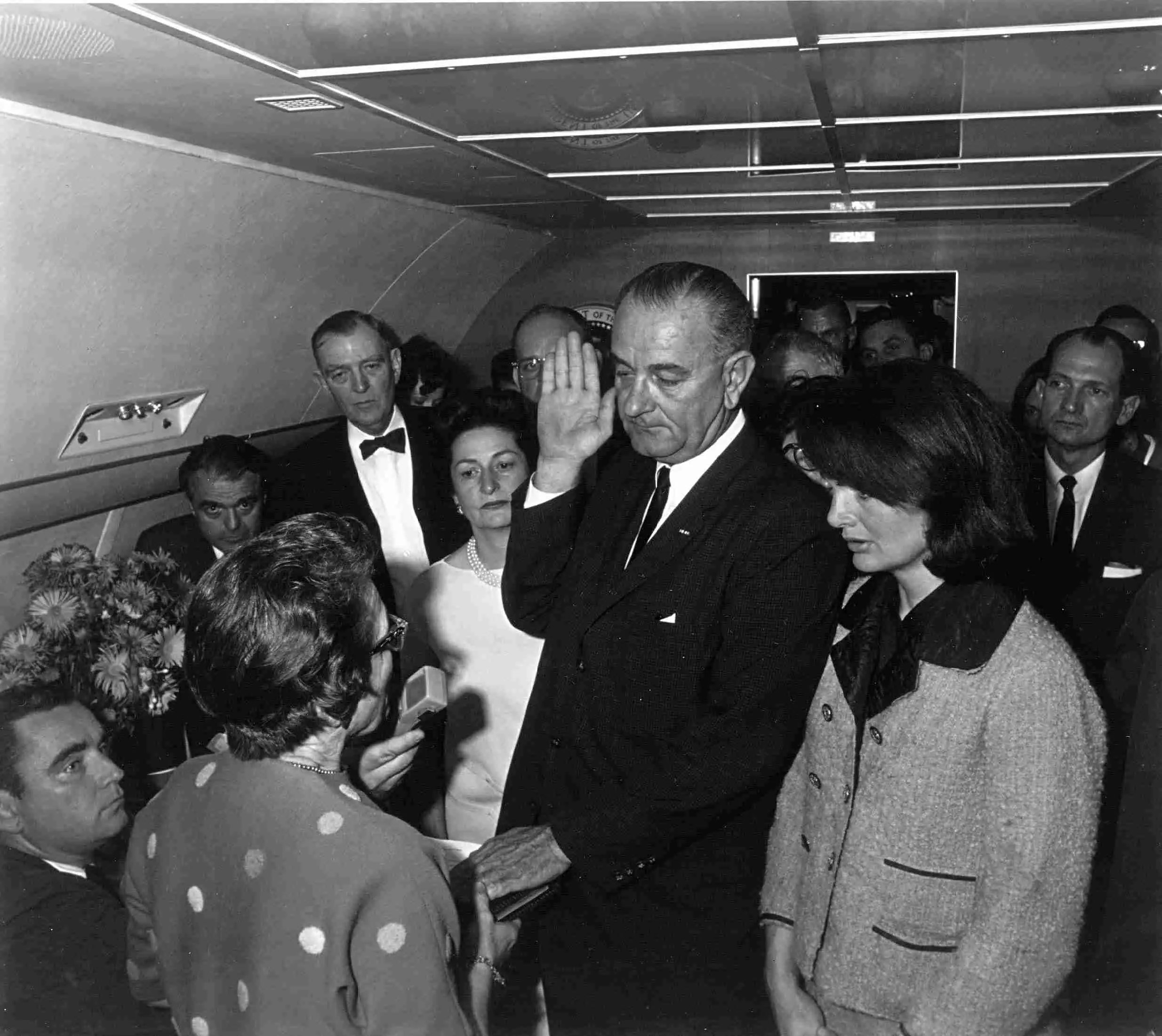 Lyndon B. Johnson prenas la oficĵuron kiel Prezidanto de Usono, post la murdo de prezidanto John F. Kennedy la 22-an de novembro 1963.