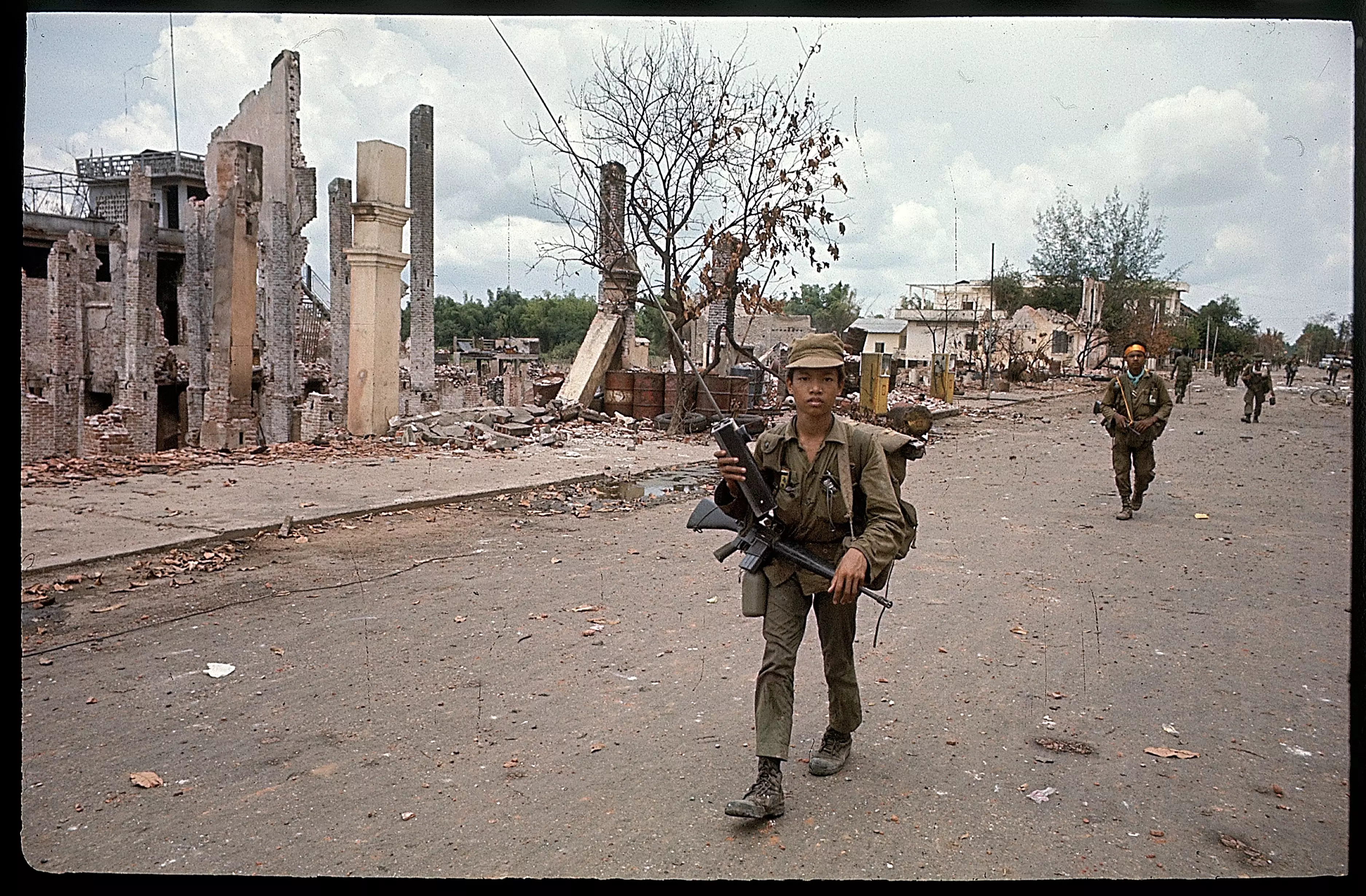 Rifuĝintoj fuĝas de la Tan Son Nhut areo post Viet Cong-atako la 6-an de majo 1968.