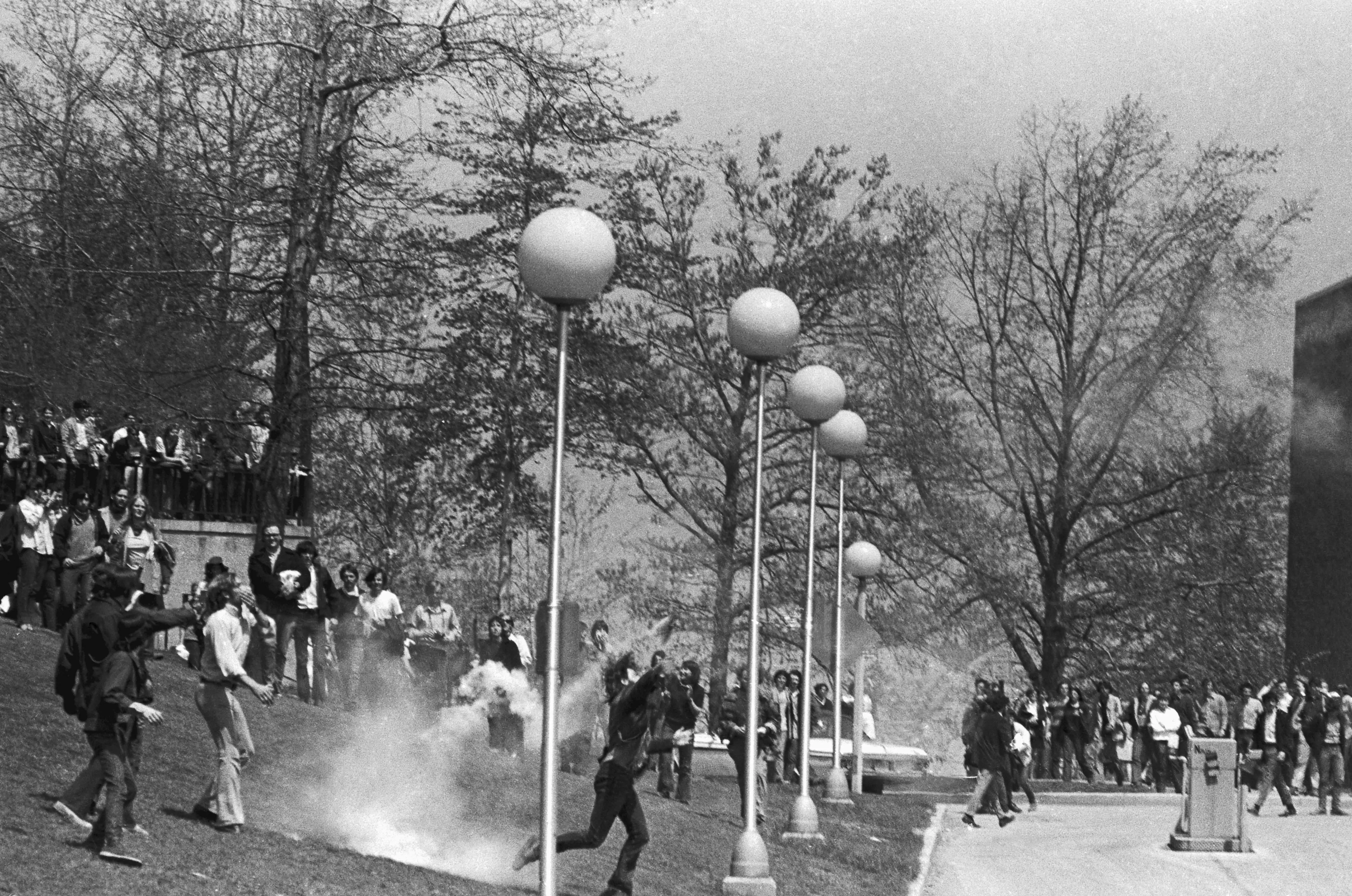 Centoj de studentoj ĉe Kent State aranĝis manifestacion en protesto kontraŭ la vastiĝo de la Nixon-registaro de la Vjetnama milito en Kamboĝon la 4-an de majo 1970.