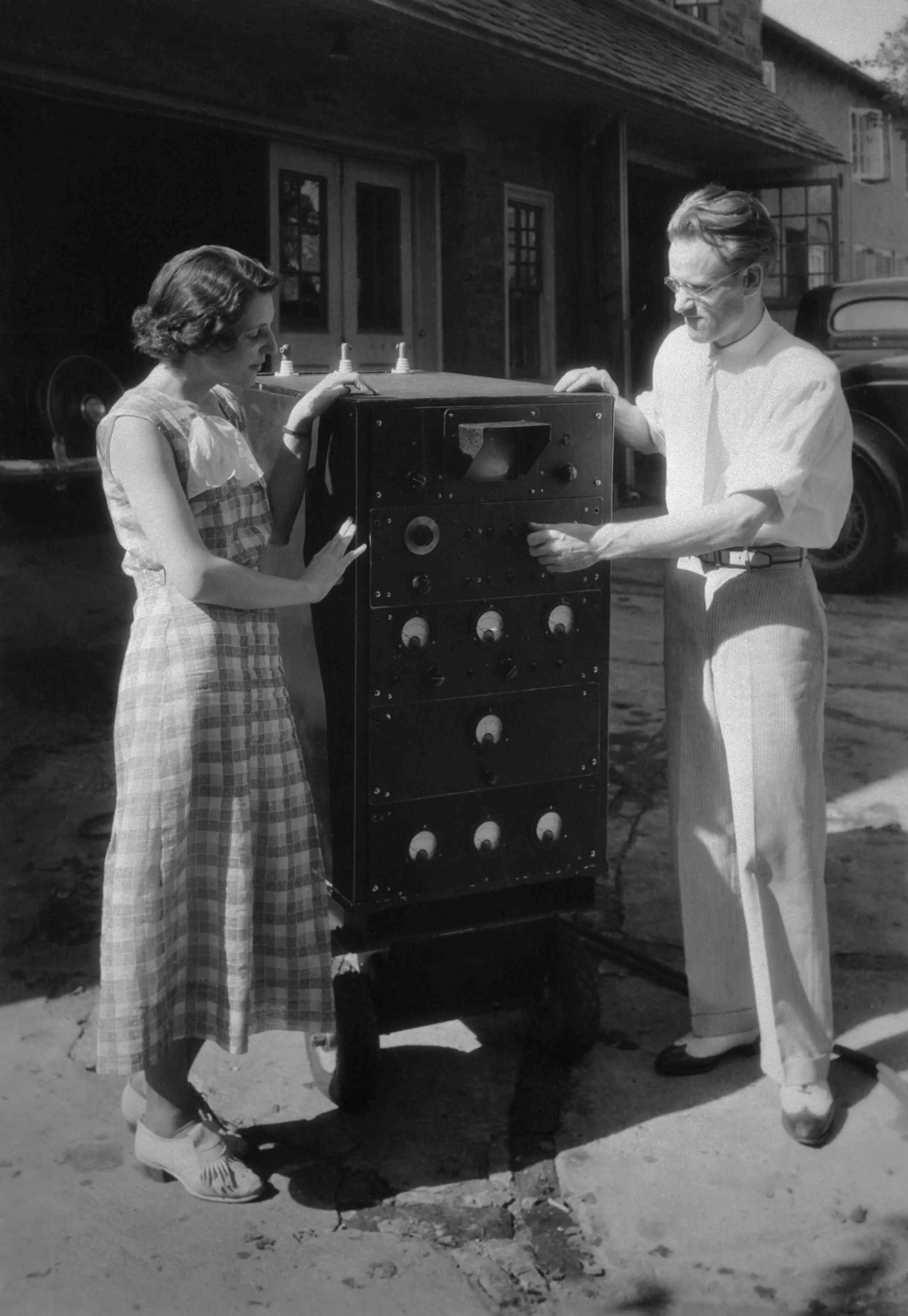 Zdjęcie Philo Farnswortha wyjaśniającego swój wynalazek telewizyjny swojej żonie „Pem”