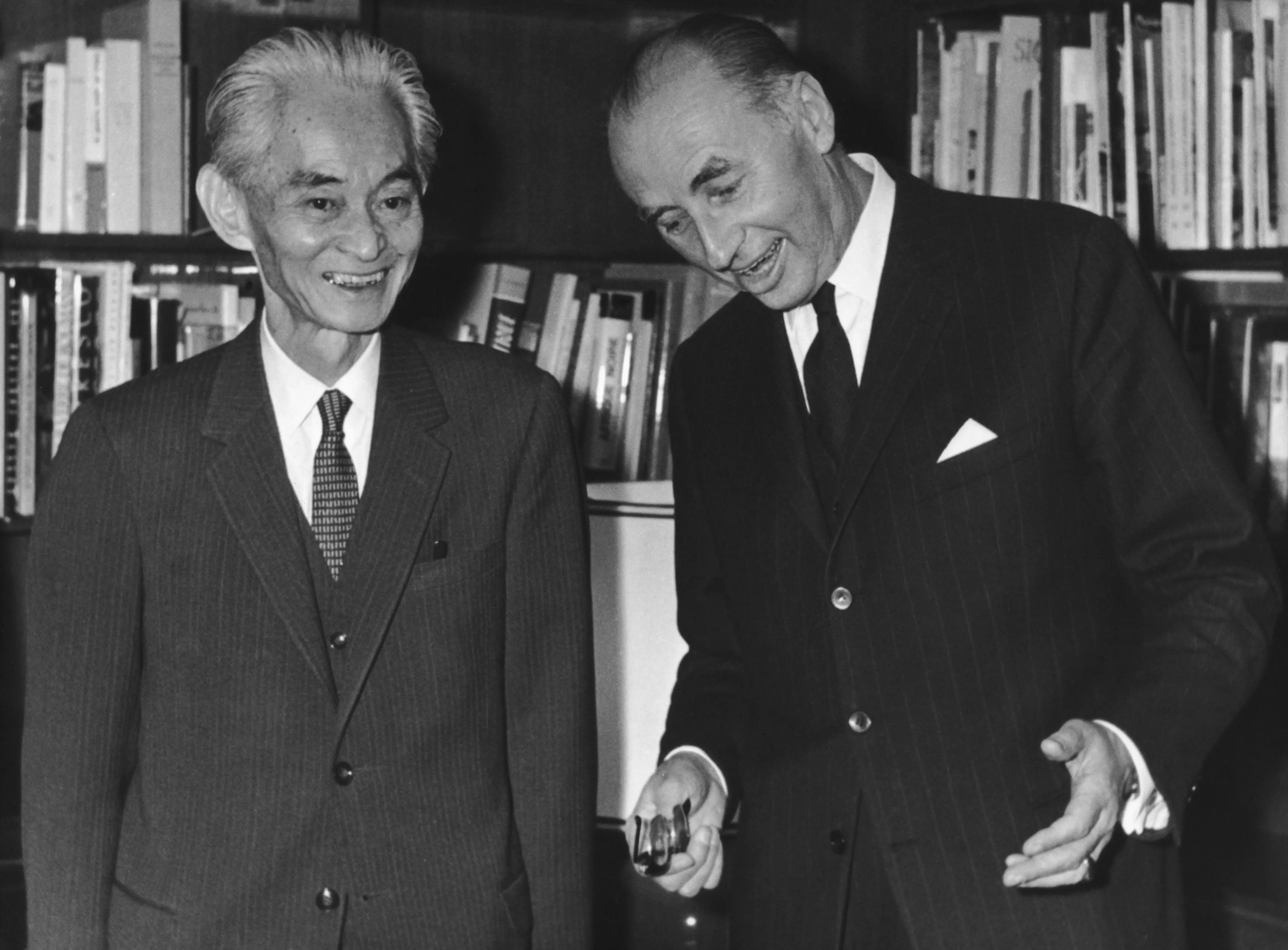 Rene Maheu (1905 - 1975, ស្តាំ) អគ្គនាយក UNESCO ស្វាគមន៍អ្នកនិពន្ធជនជាតិជប៉ុន Yasunari Kawabata (1899 - 1972) អ្នកឈ្នះរង្វាន់ណូបែលផ្នែកអក្សរសាស្ត្រនៅឆ្នាំនោះទៅកាន់ទីក្រុងប៉ារីស ថ្ងៃទី 18 ខែធ្នូ ឆ្នាំ 1968