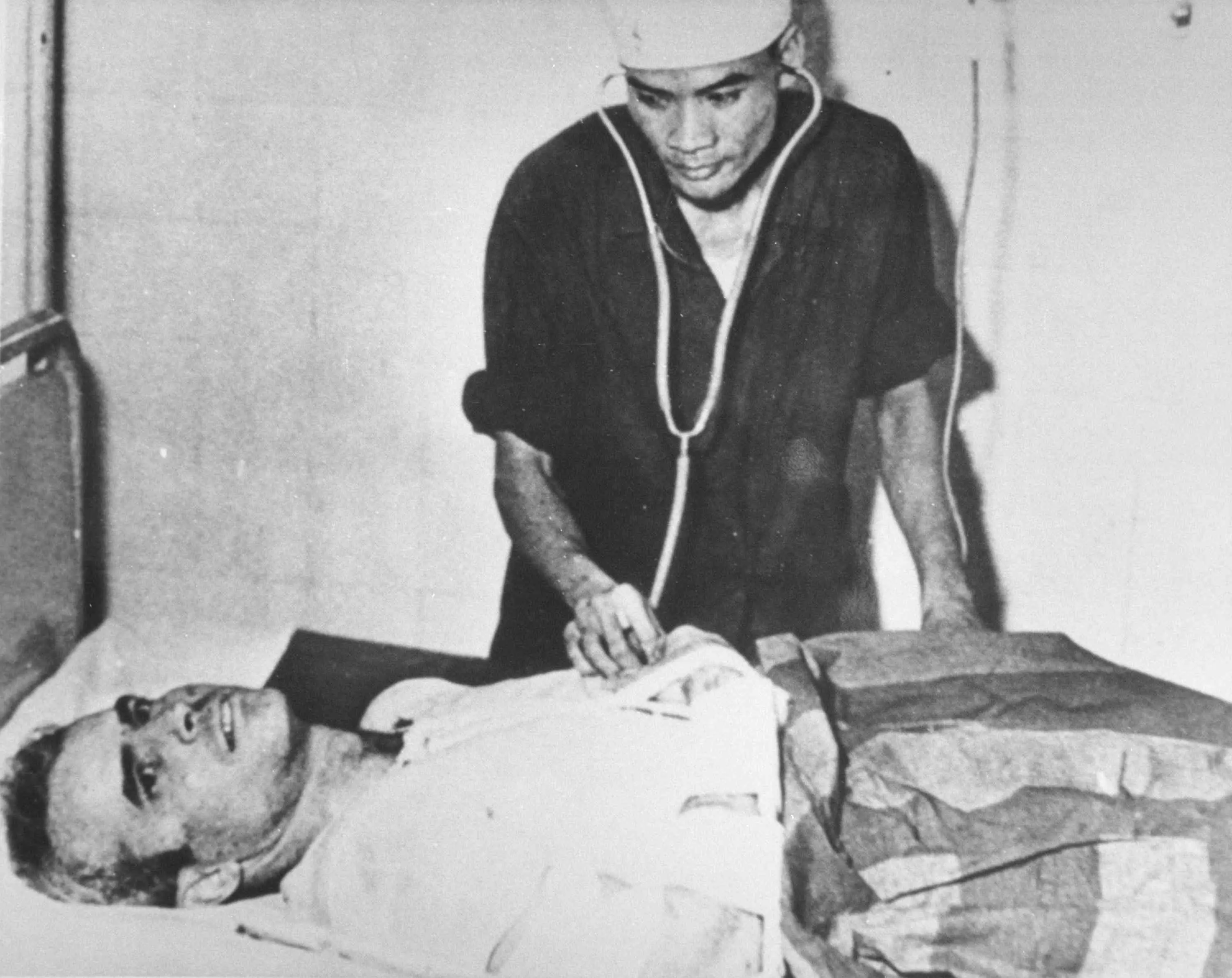 Senador John McCain em um hospital de Hanói durante a guerra do Vietnã 19 de novembro