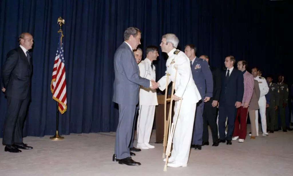 Presidente Nixon cumprimenta o capitão McCain