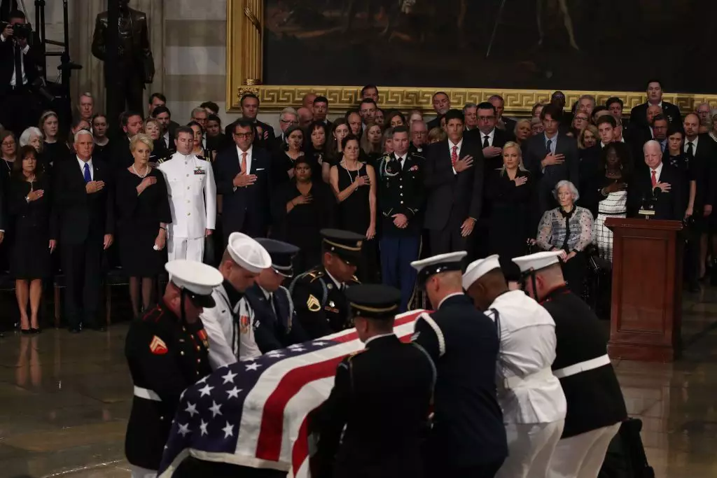 Sen John McCain (R-AZ) läit am Staat an der Rotunda vun US Capitol