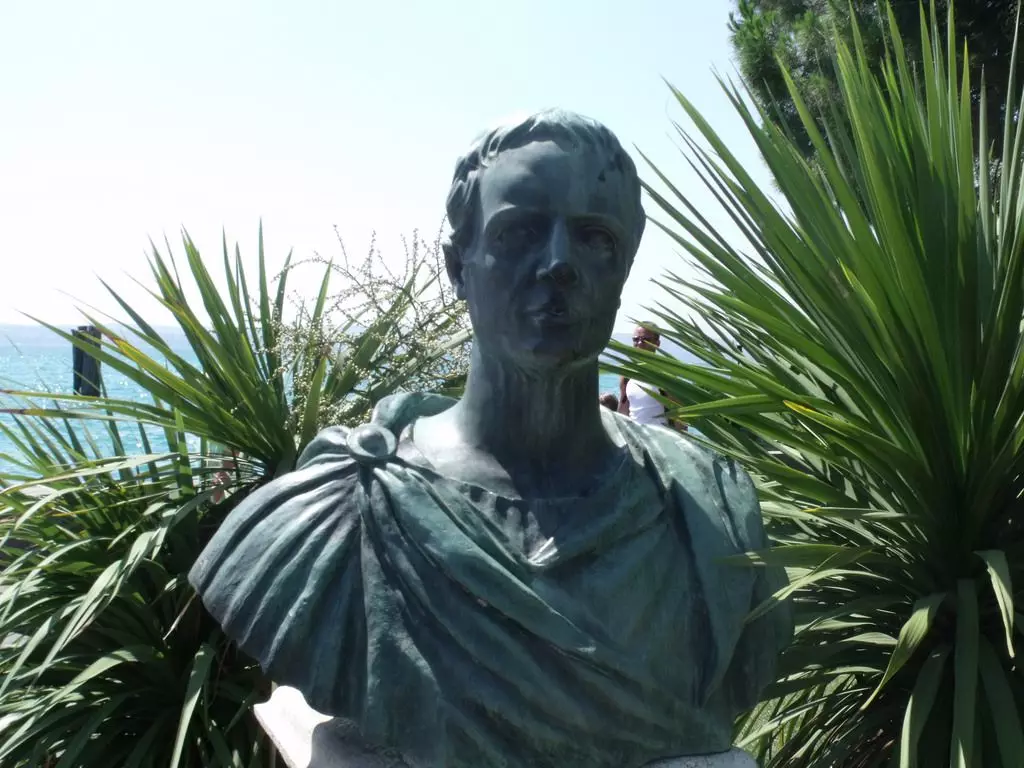 Bust ni Gaius Valerius Catullus sa Sirmione