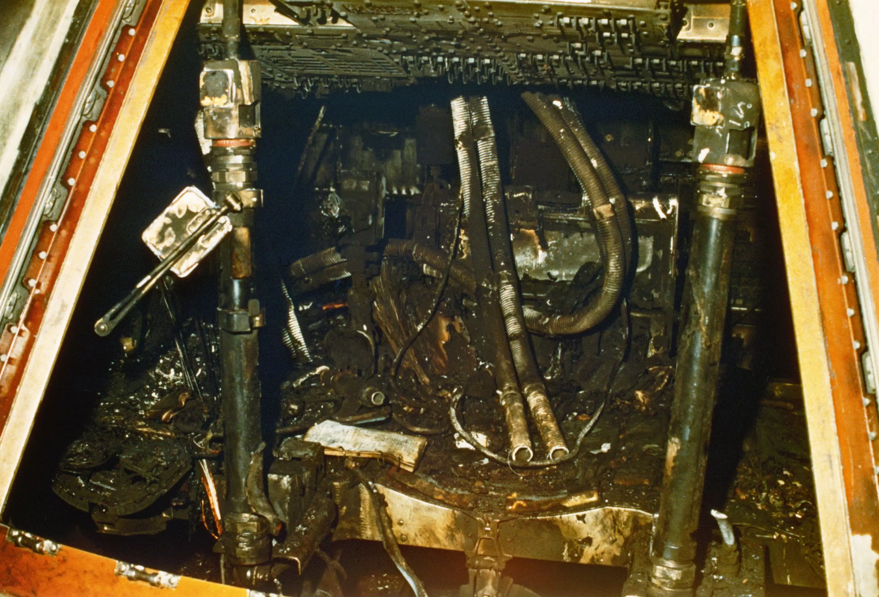 Yanğın nəticəsində zədələnmiş Apollo 1 kapsulu