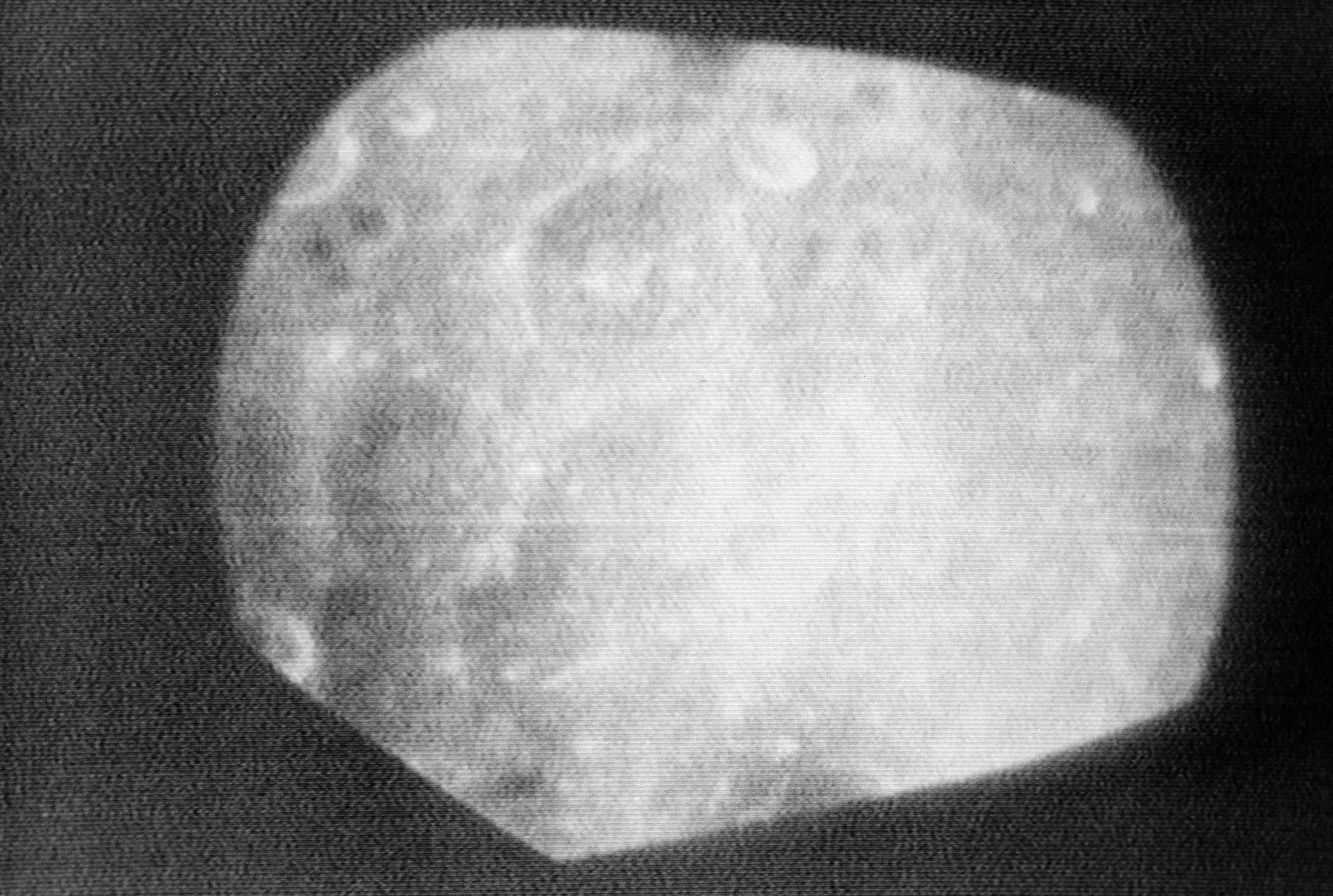 Gambar grainy saka lumahing rembulan kaya sing katon saka Apollo 8