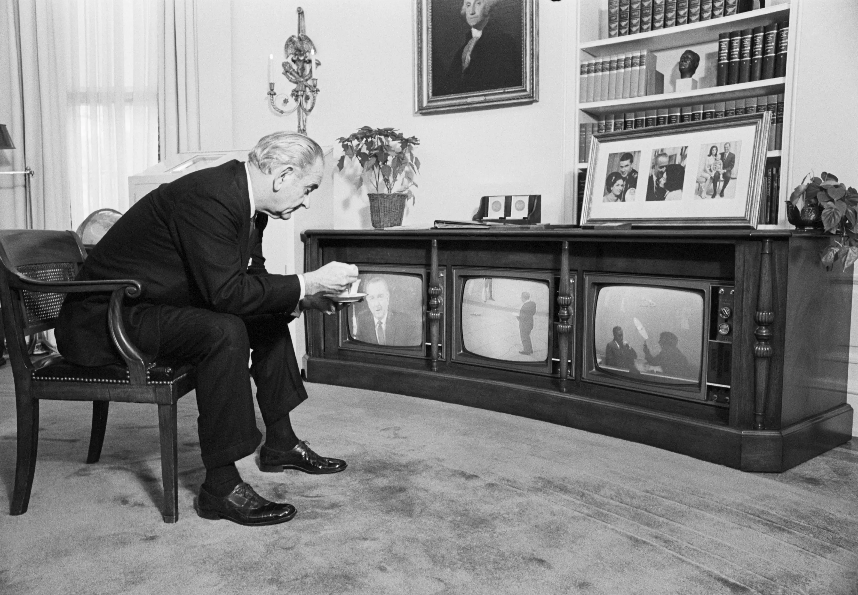 رئیس جمهور لیندون جانسون در حال تماشای پوشش خبری سقوط آپولو 8 است.