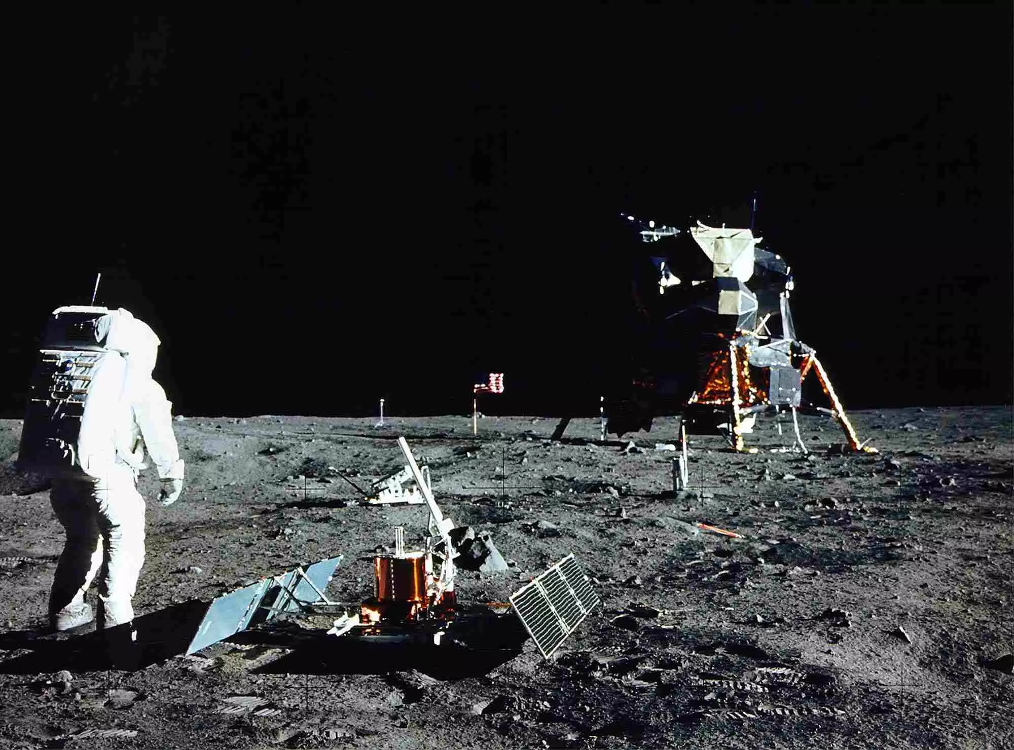 Apollo 11 მთვარის მოდული მთვარეზე
