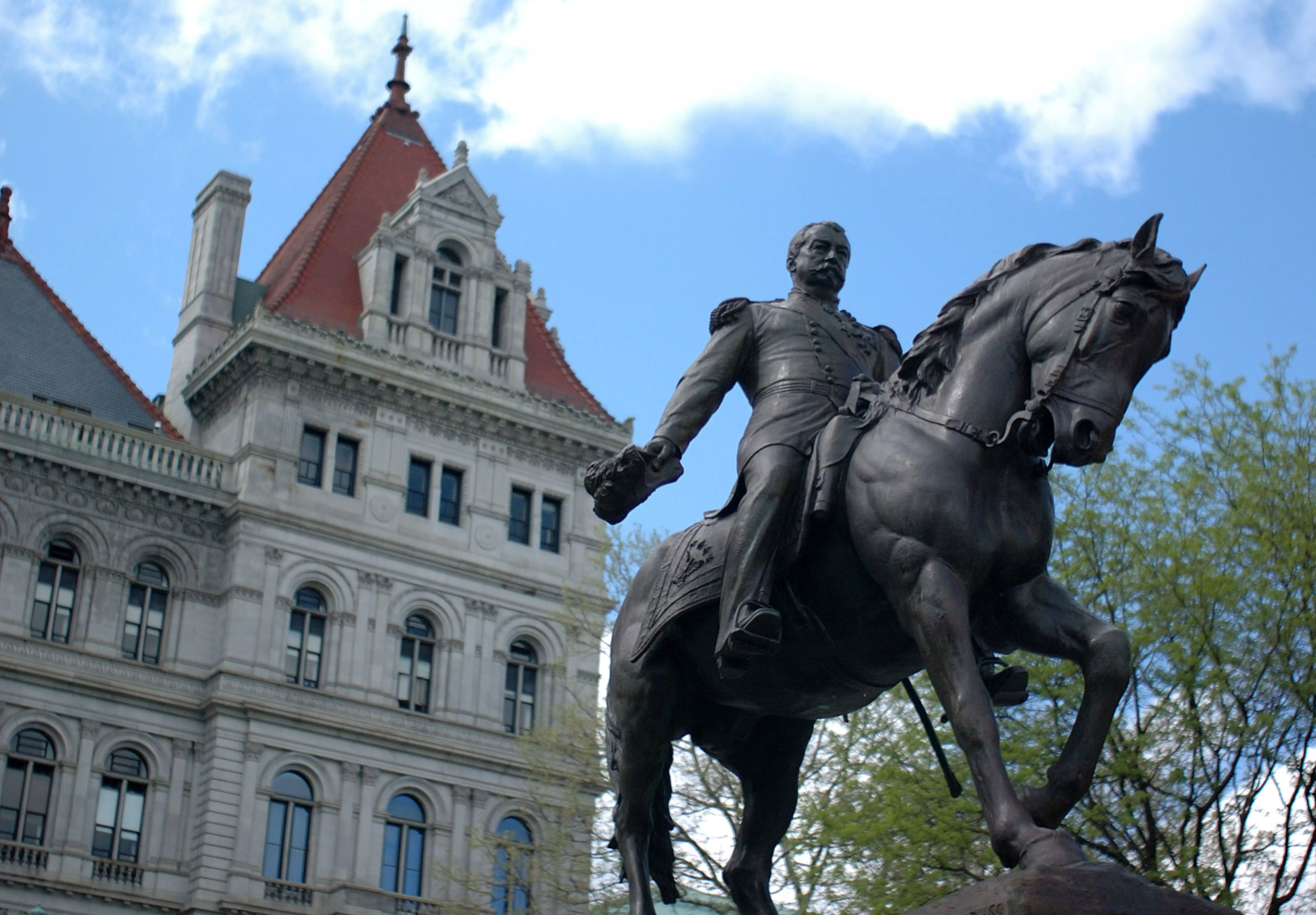 Estatua do xeneral Sheridan co capitolio do estado, Albany