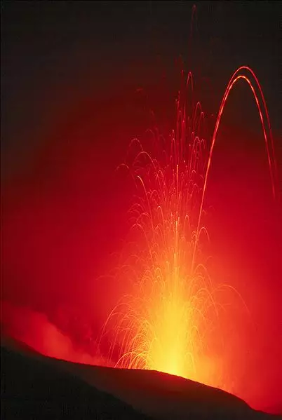 Vulkanutbrudd av Stromboli i Italia.