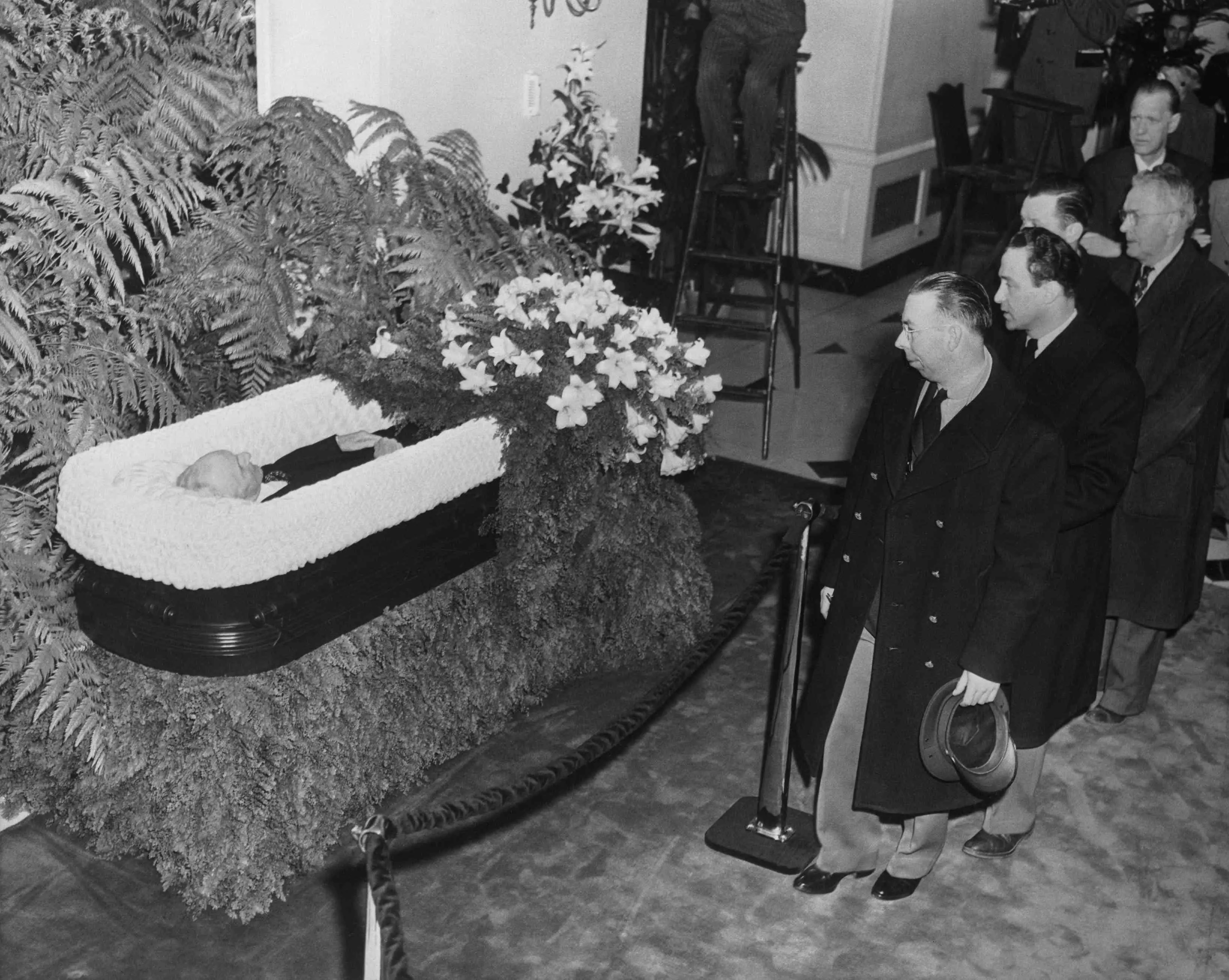 Mourners Filing Kapungkur Henry Ford di Casket