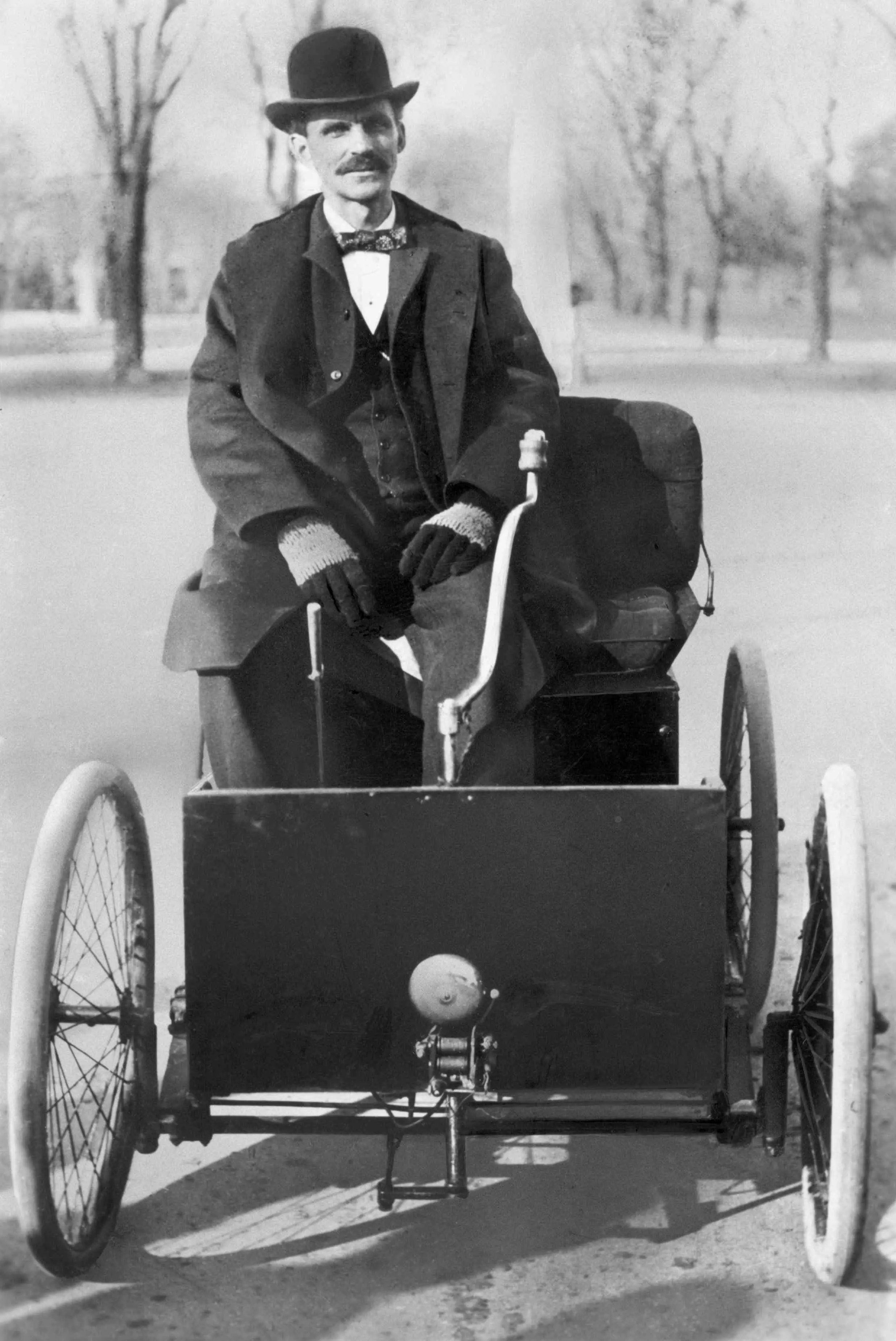 Henry Ford นั่งอยู่ใน Ford Auto คันแรกของเขา