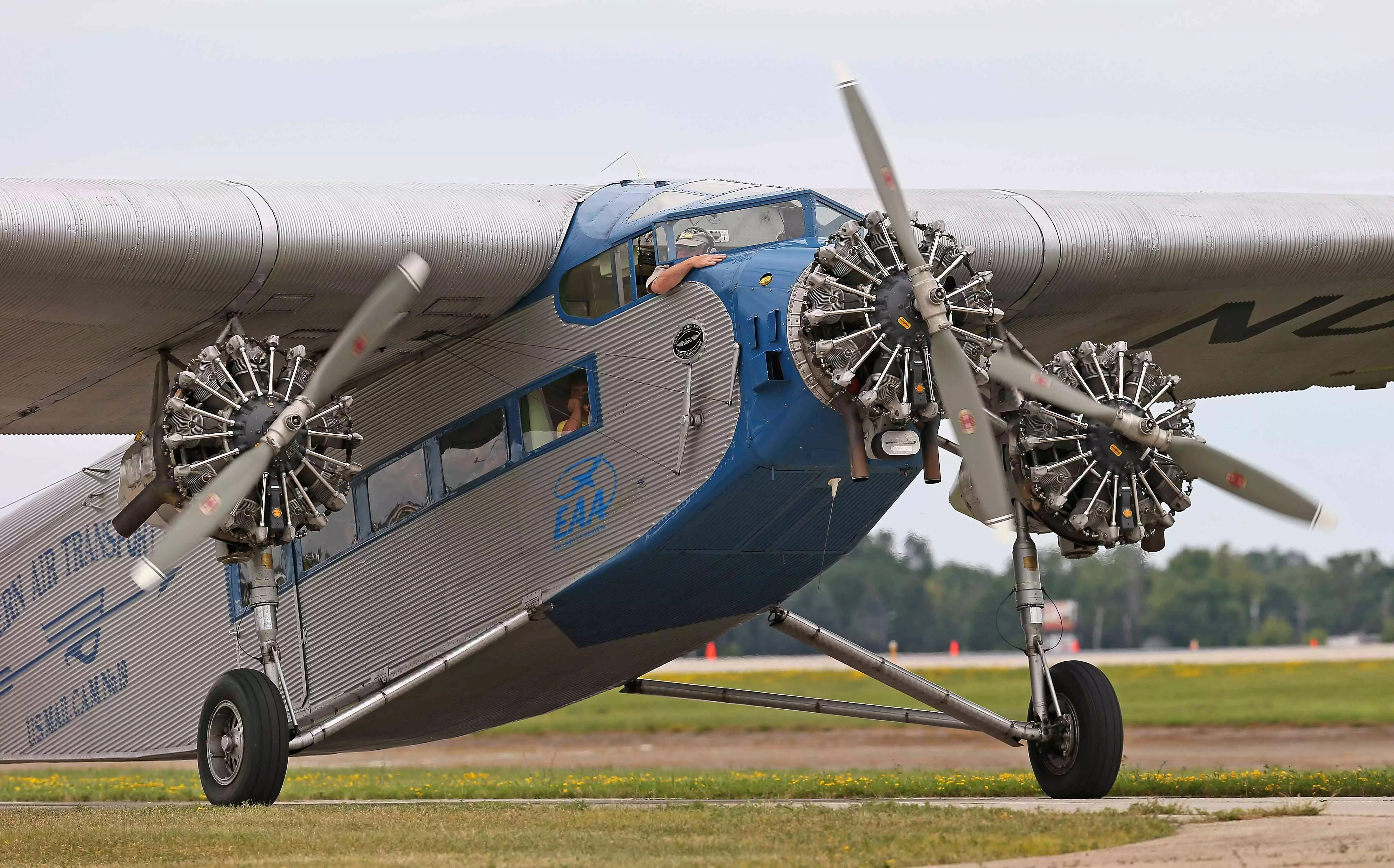1930-aj jaroj Ford Tri-Motor-taksioj ĉe la Experimental Aircraft Association AirVenture 2013.