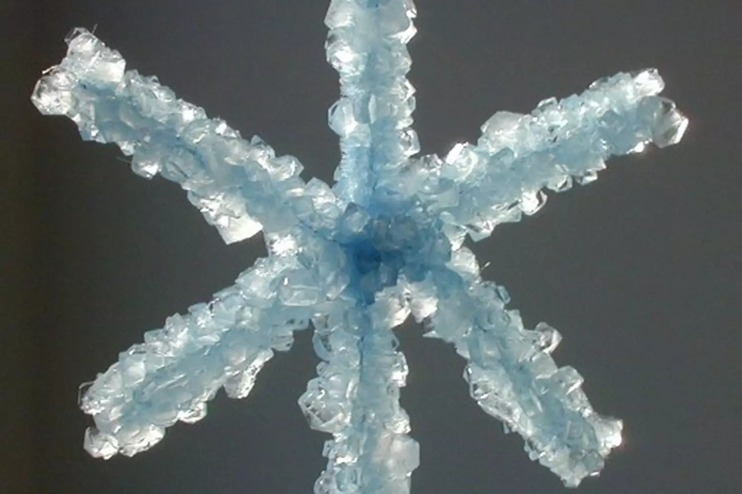 Boraks kristāla sniegpārslas ir drošas un viegli audzējamas
