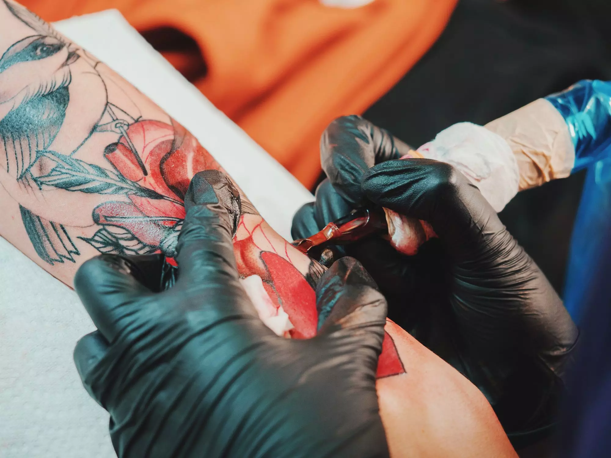 Татуировки, красные чернила и реакции чувствительности