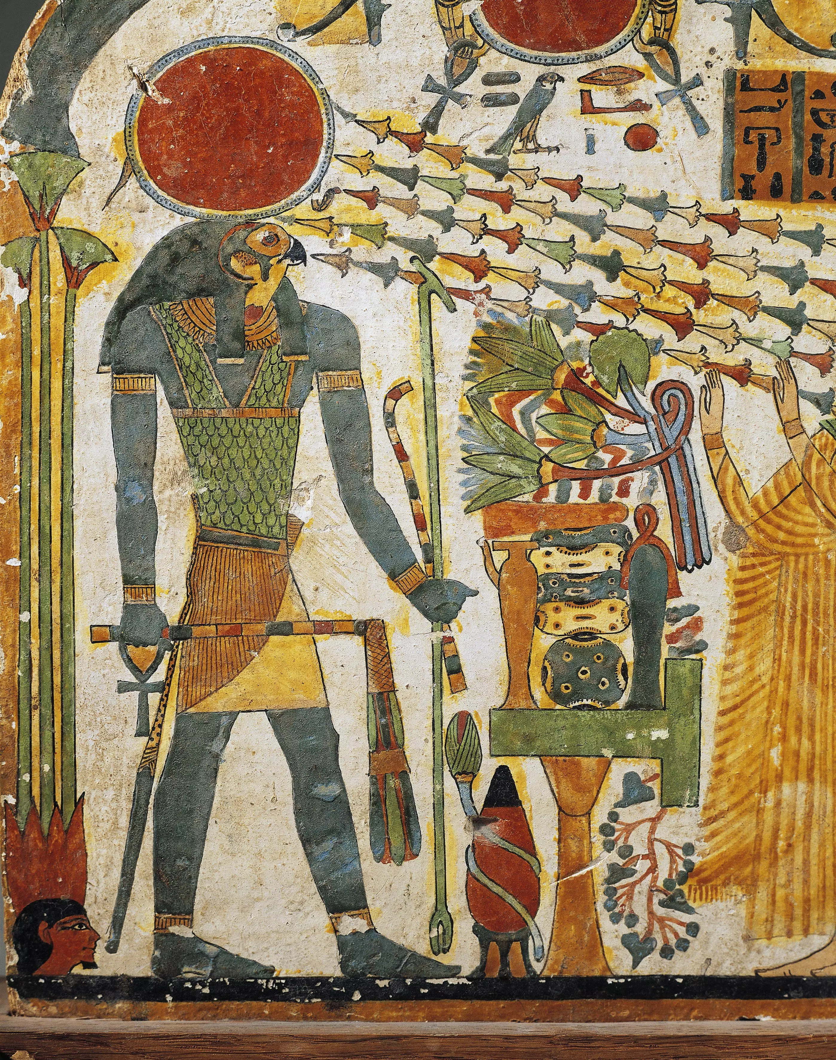 Bemaltes Holz mit Darstellung des Sonnengottes Ra.