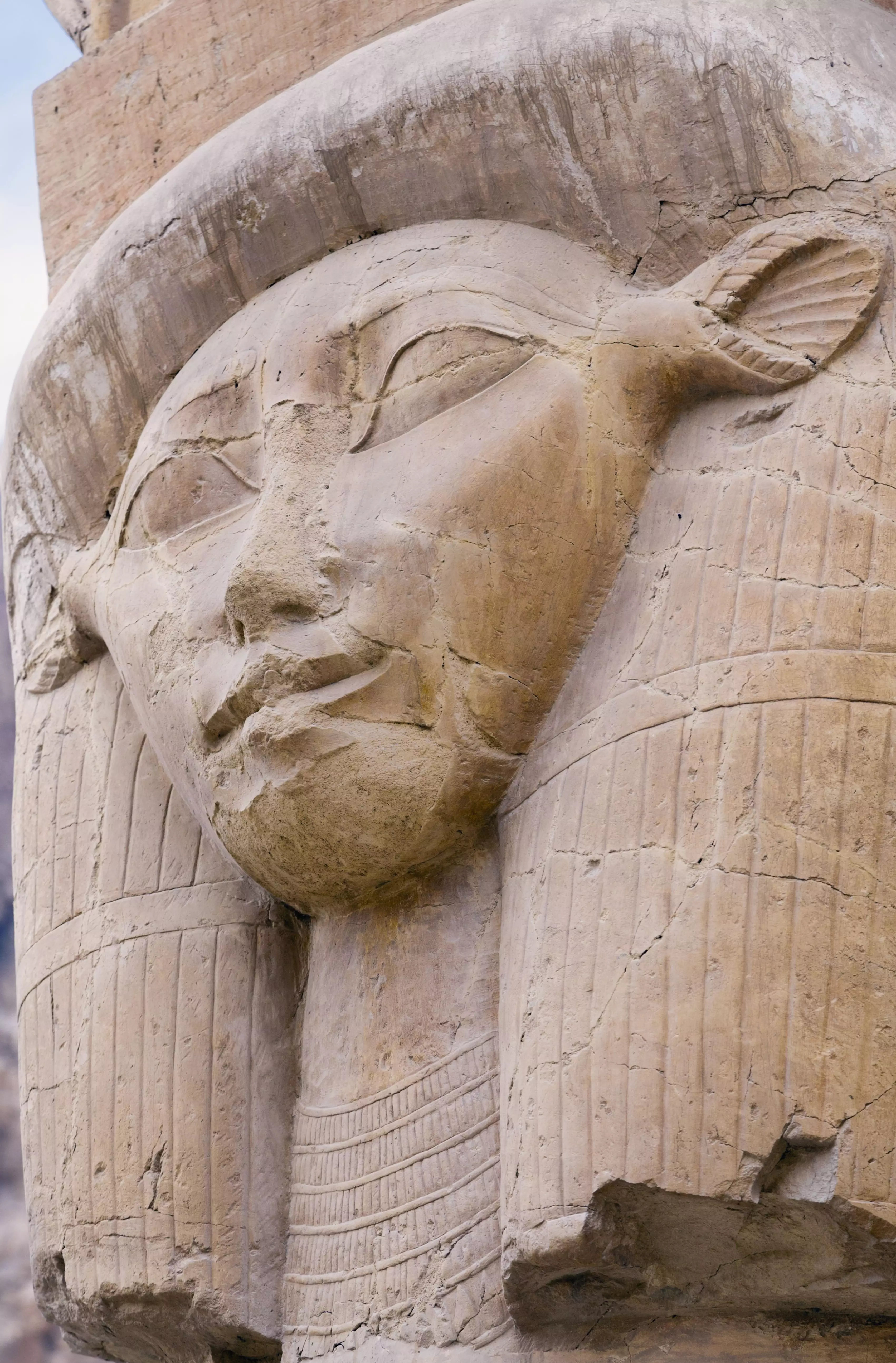 Snideri av Hathor vid Hatshepsuts tempel.