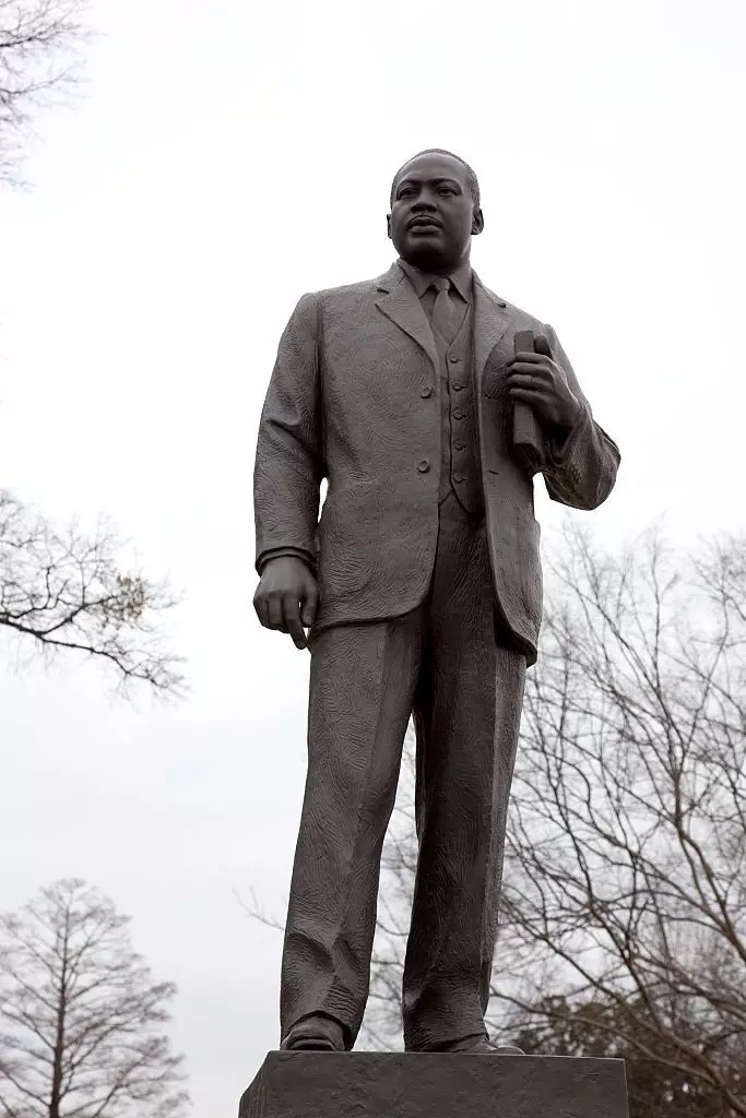 Alabama ştatının Birmingem şəhərindəki Martin Lüter Kinq kiçik heykəli