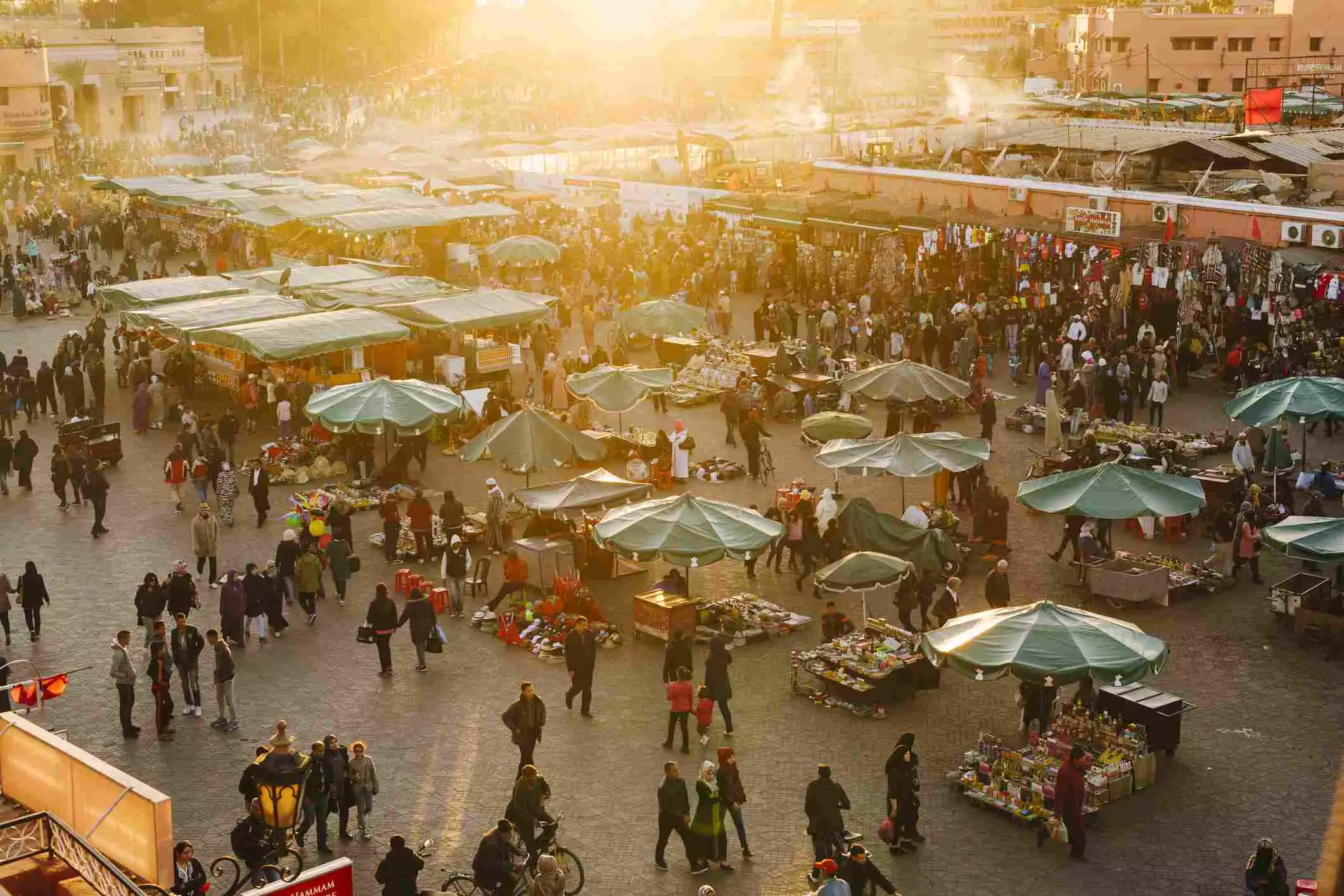 Marchnad Marrakech gyda phrynwyr a gwerthwyr