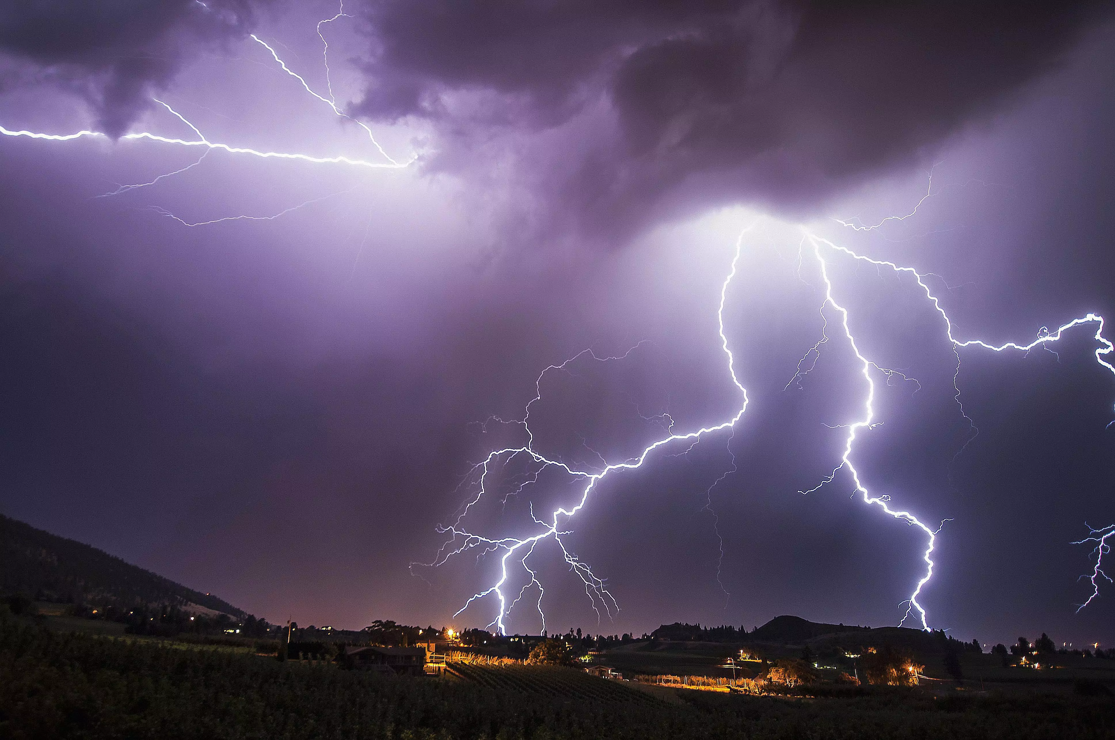 Lightening so với Lightning: Cách chọn đúng từ