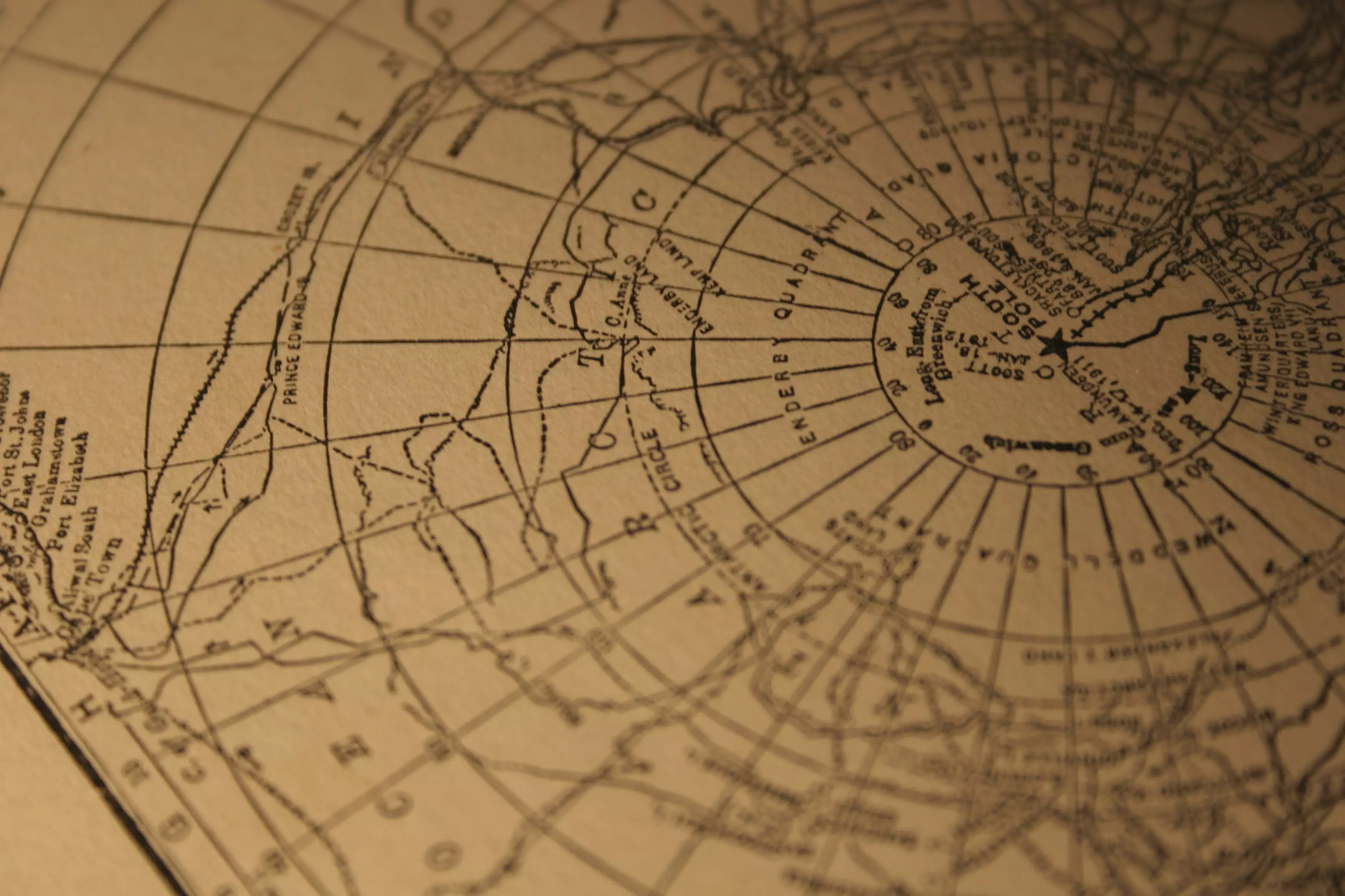 Latitude ko Longitude: Wanene?