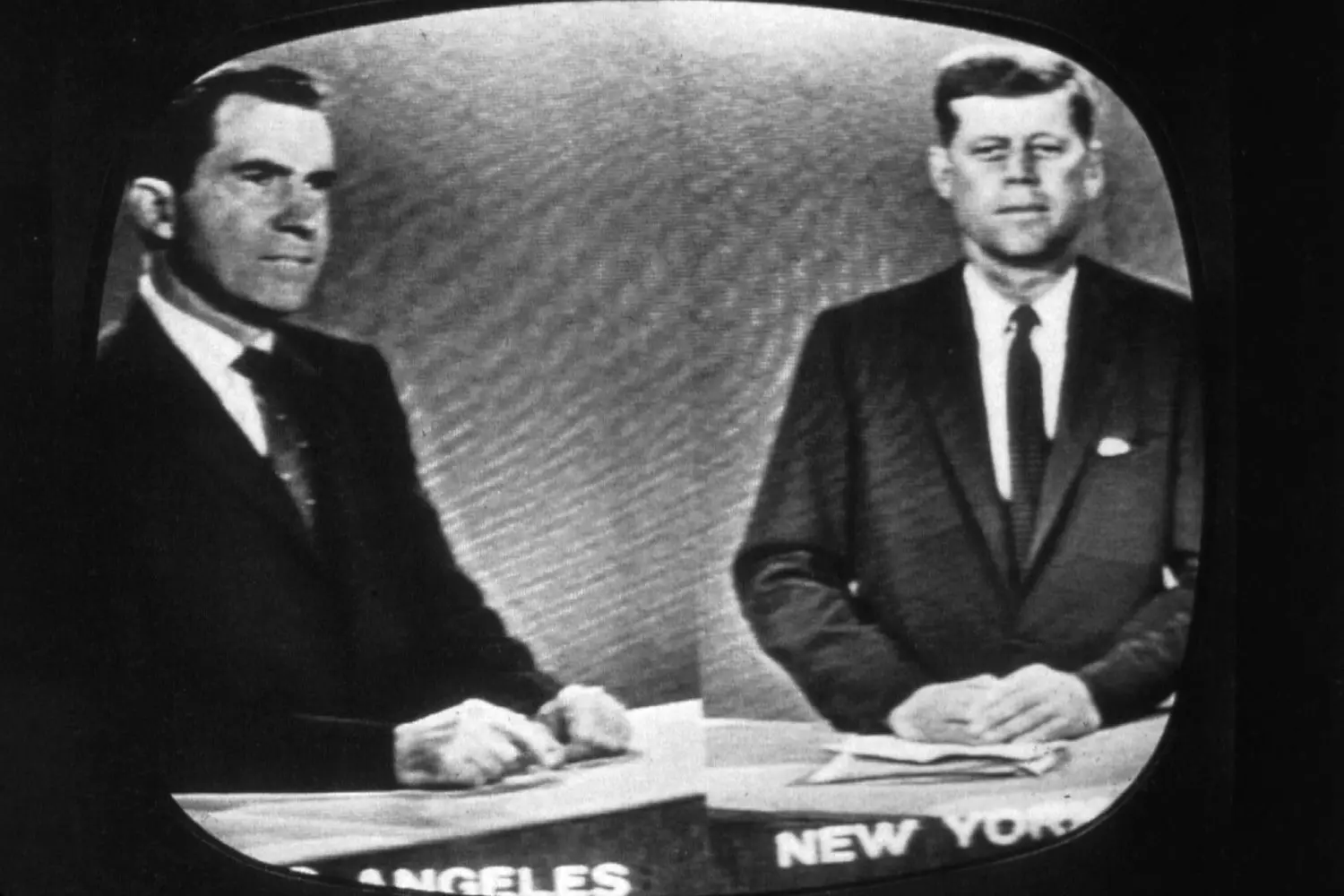 Nixon i JFK debaten sobre la imatge en blanc i negre de televisió.