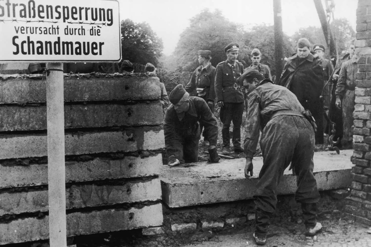 Construindo o Muro de Berlim na Alemanha, fotografia em preto e branco.