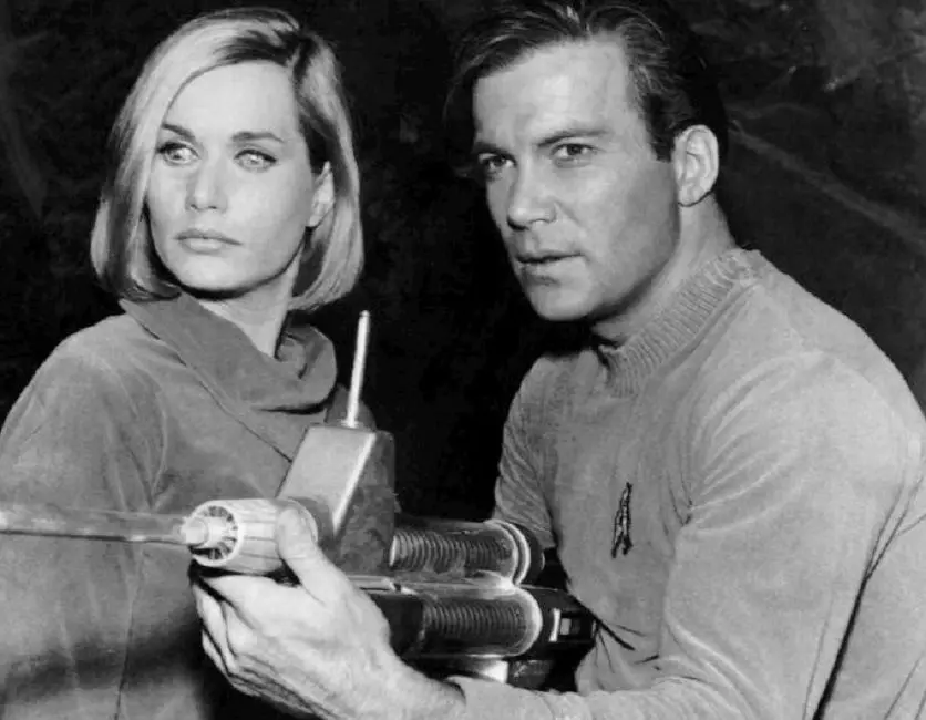 Sally Kellerman e William Shatner em um episódio de 1966 de