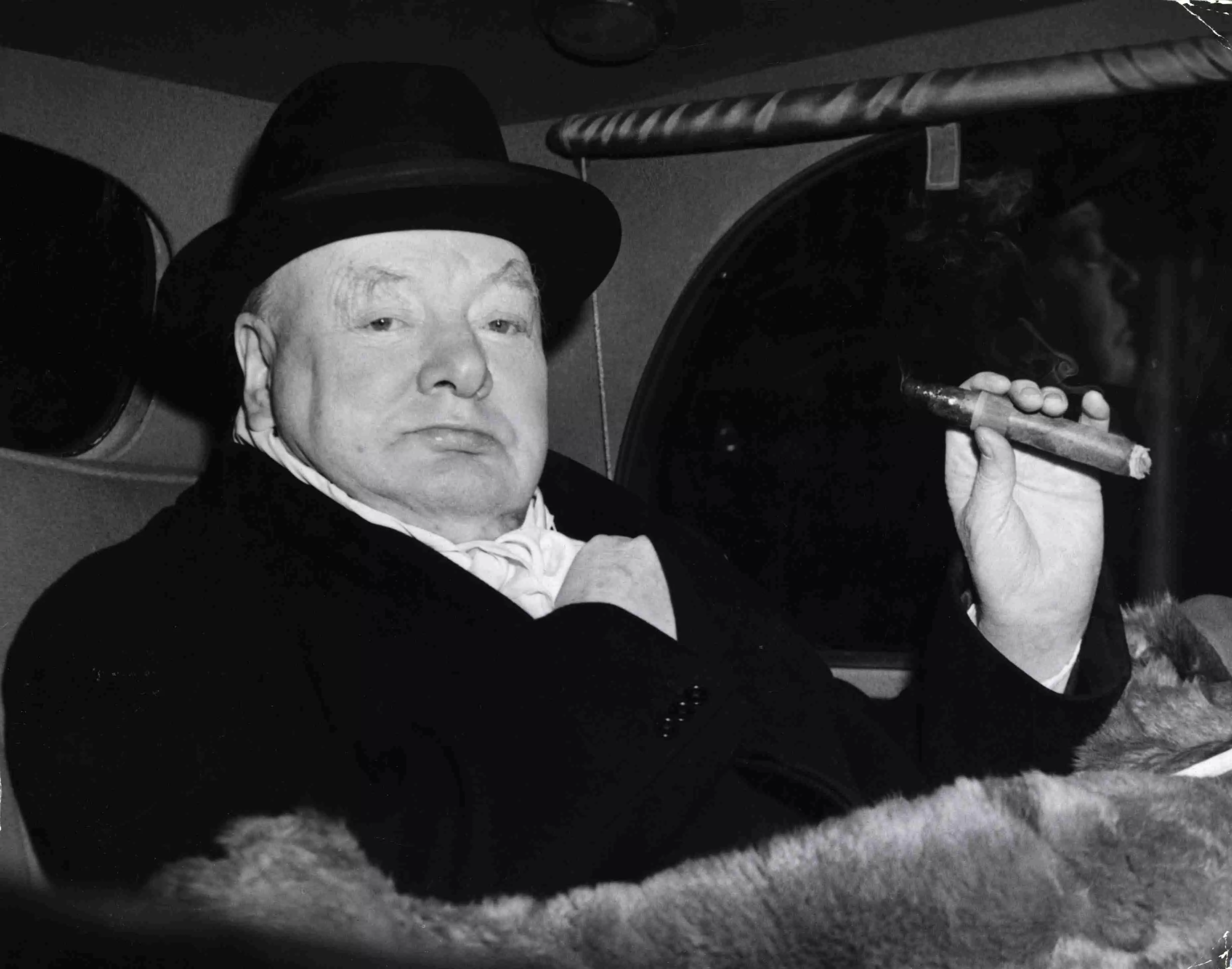 Winstonas Churchillis vakarine suknele su cigaru