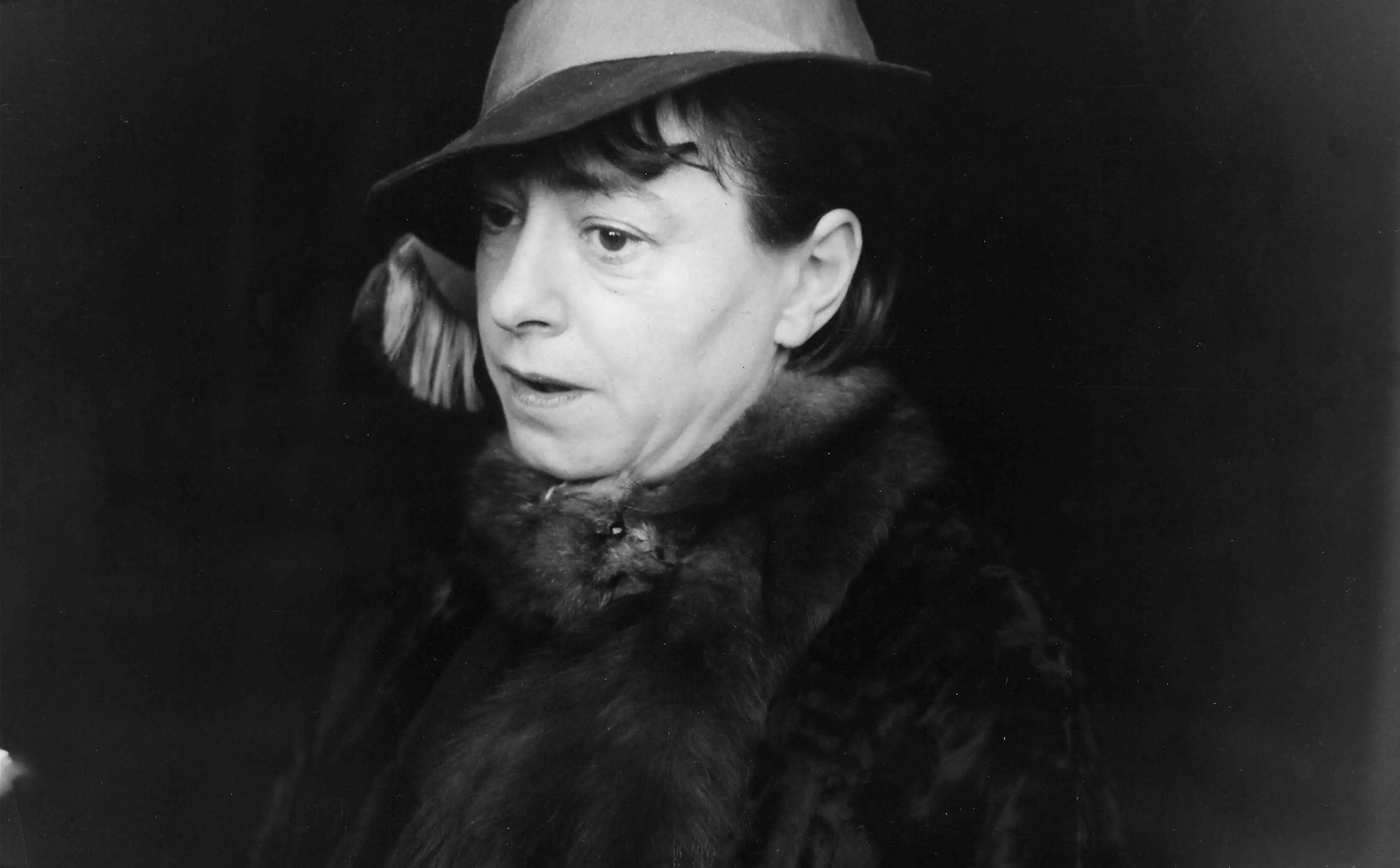 Portret van Dorothy Parker in een hoed en bontjas