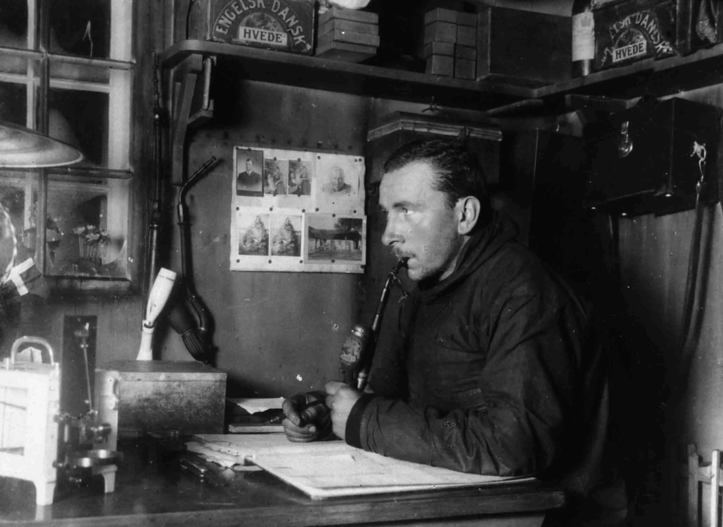 Alfred Wegener travaillant à son bureau, photographie en noir et blanc.