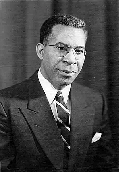奧利弗克倫威爾考克斯是一位黑人社會學家，他對種族主義和經濟不平等的研究做出了持久的貢獻。