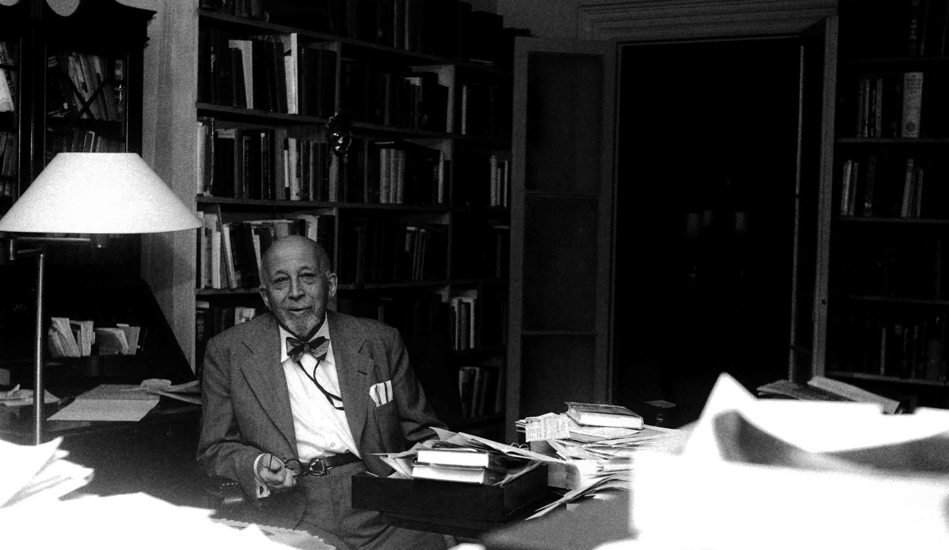 W. E. B. Du Bois sedí za stolom
