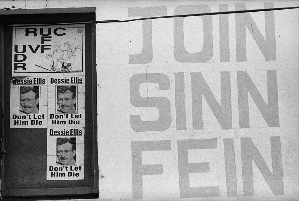 Akwụkwọ mmado na Northern Ireland na-akwado otu ndọrọ ndọrọ ọchịchị Sinn Fein ma na-atụnyere ndị uwe ojii Northern Irish na ndị agha Britain.