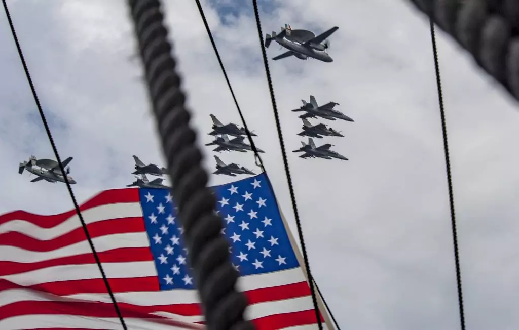 Avions de la Carrier Air Wing (CVW) et de la French Carrier Air Wing survolant le porte-avions USS George HW Bush.