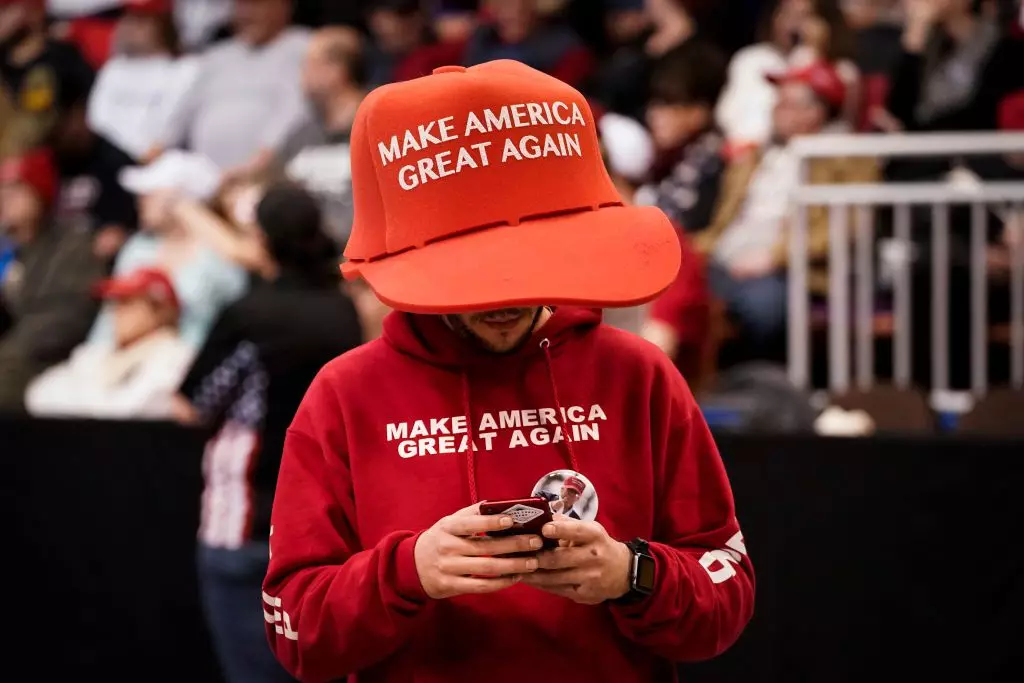 Seorang penyokong Presiden A.S. Donald Trump memakai baju bersaiz besar