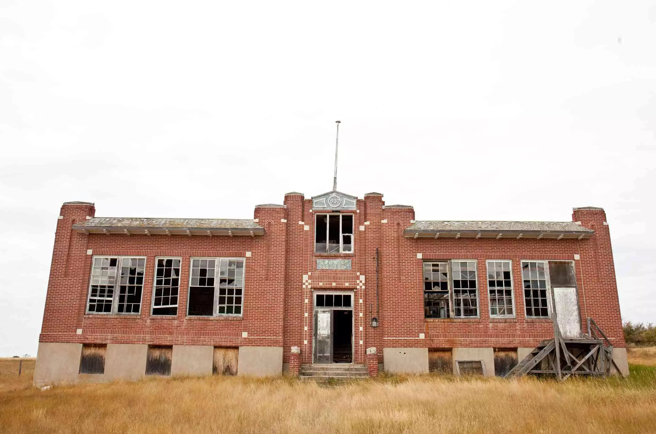 Uma velha escola residencial abandonada na zona rural de Saskatchewan, Canadá.