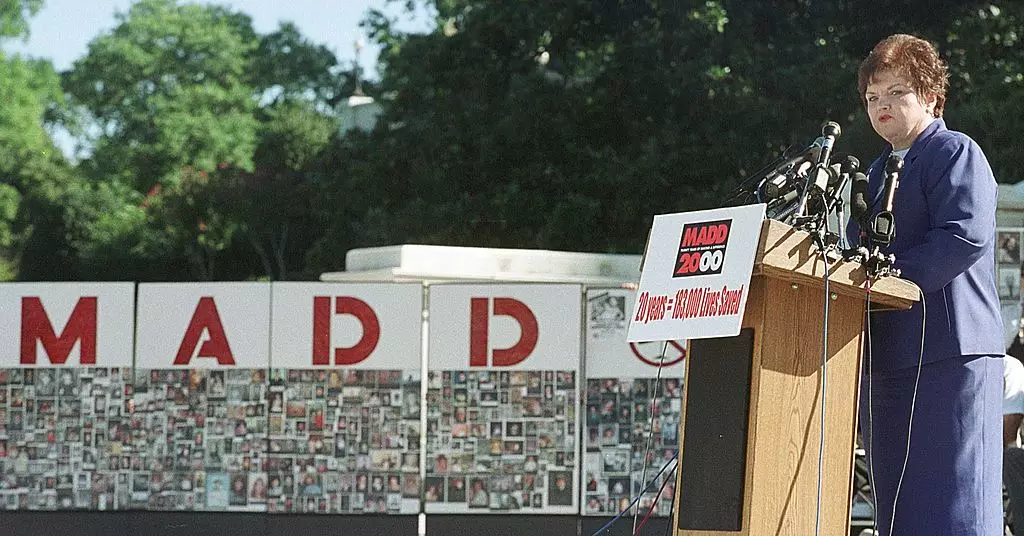 Mothers Against Drunk Driving (MADD) Nationale president Millie Webb spreekt tijdens een 20e verjaardagsbijeenkomst buiten het Capitool van de VS, 6 september 2000 in Washington.