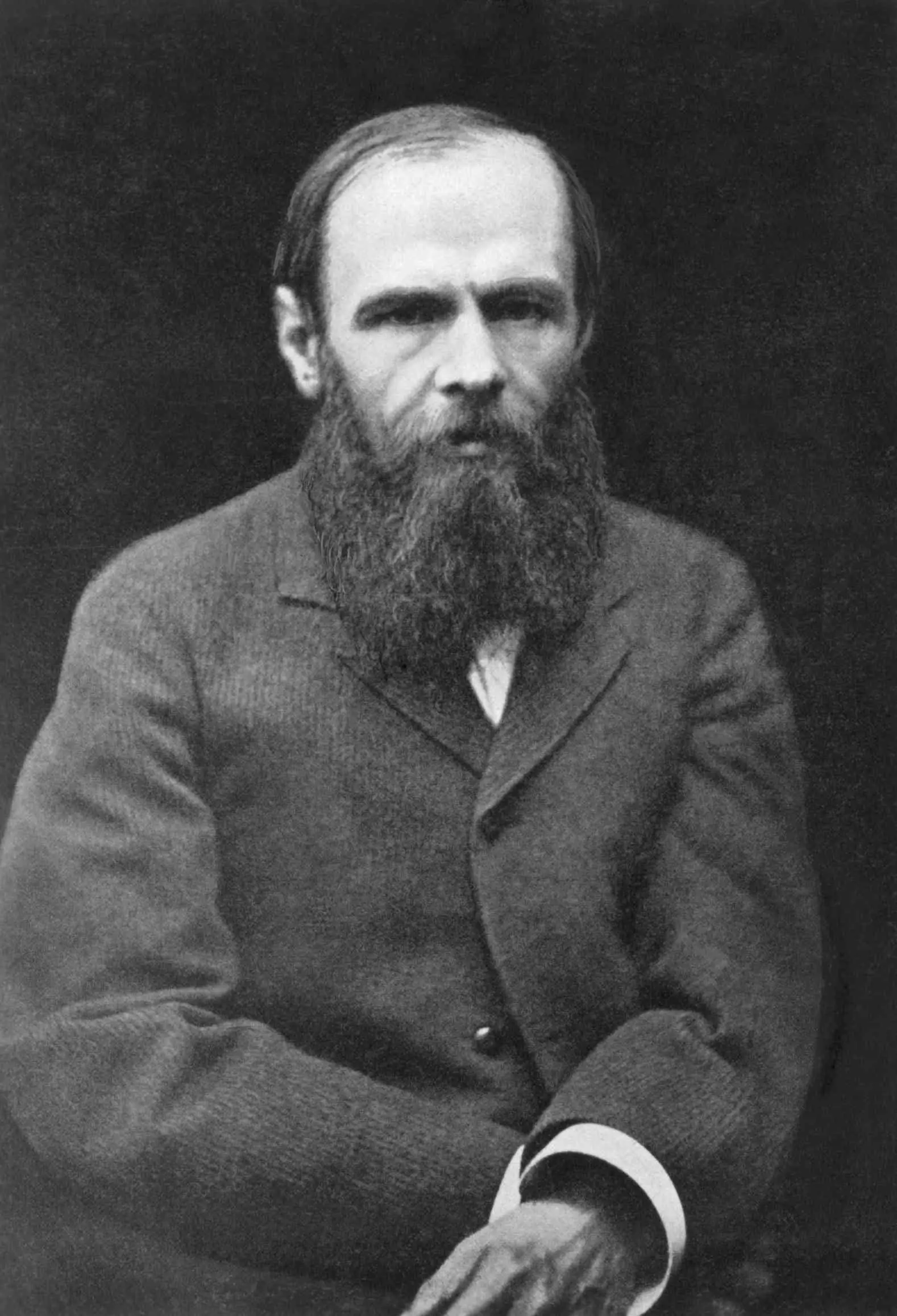 Bức ảnh đen trắng của Dostoevsky, để râu và mặc áo khoác