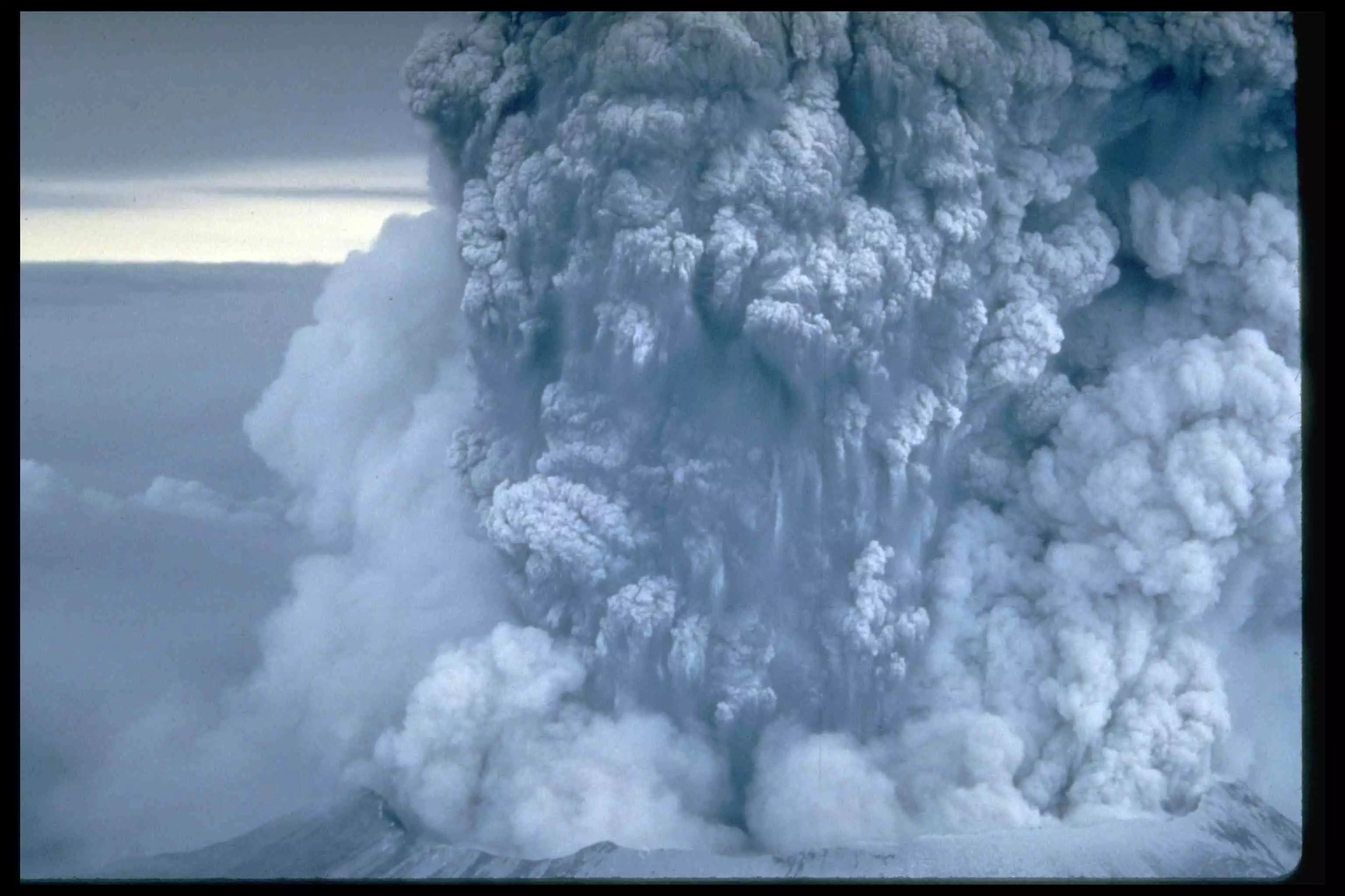 A erupción do monte St. Helens o 18 de maio de 1980 provocou millóns de toneladas de cinzas e gas ao aire. Provocou varias mortes, inundacións catastróficas, incendios, destrución de bosques e edificios próximos e cinzas espalladas por centos de quilómetros ao redor.