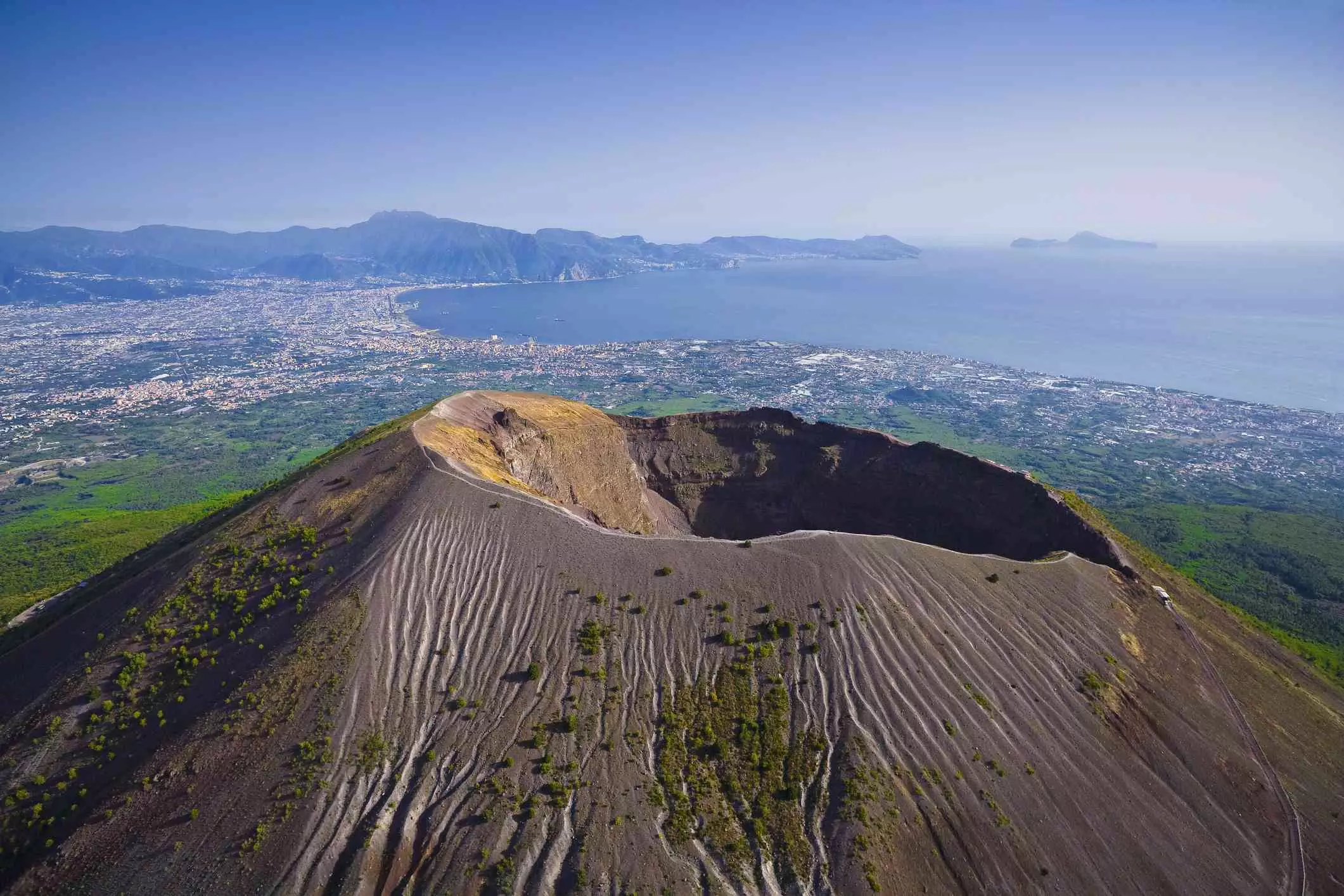 Crater sa bulkan nga Mt. Vesuvius, aerial view