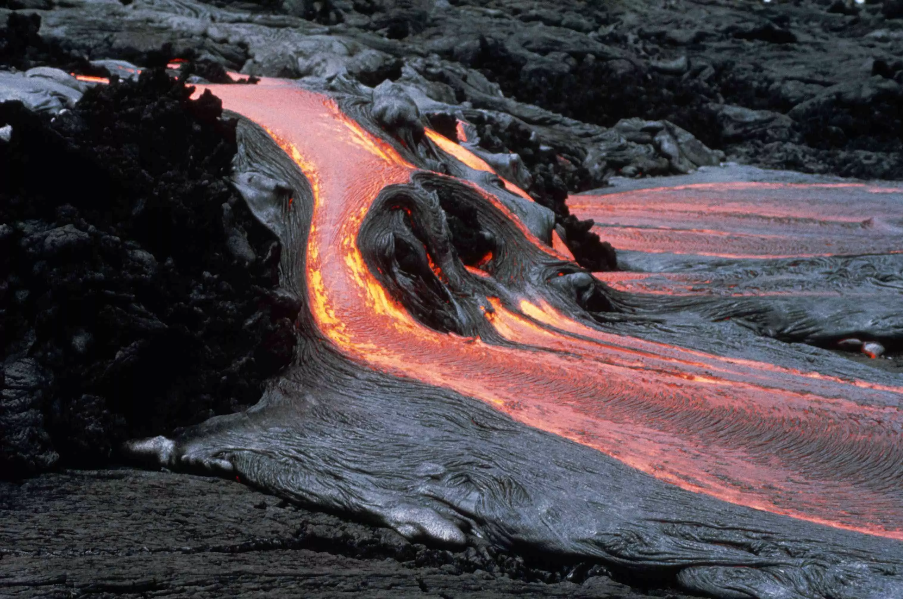 Lava Pahoehoe nga Mauna Ulu rrjedh mbi aa në krahun jugperëndimor të 'kraterit Alae'.