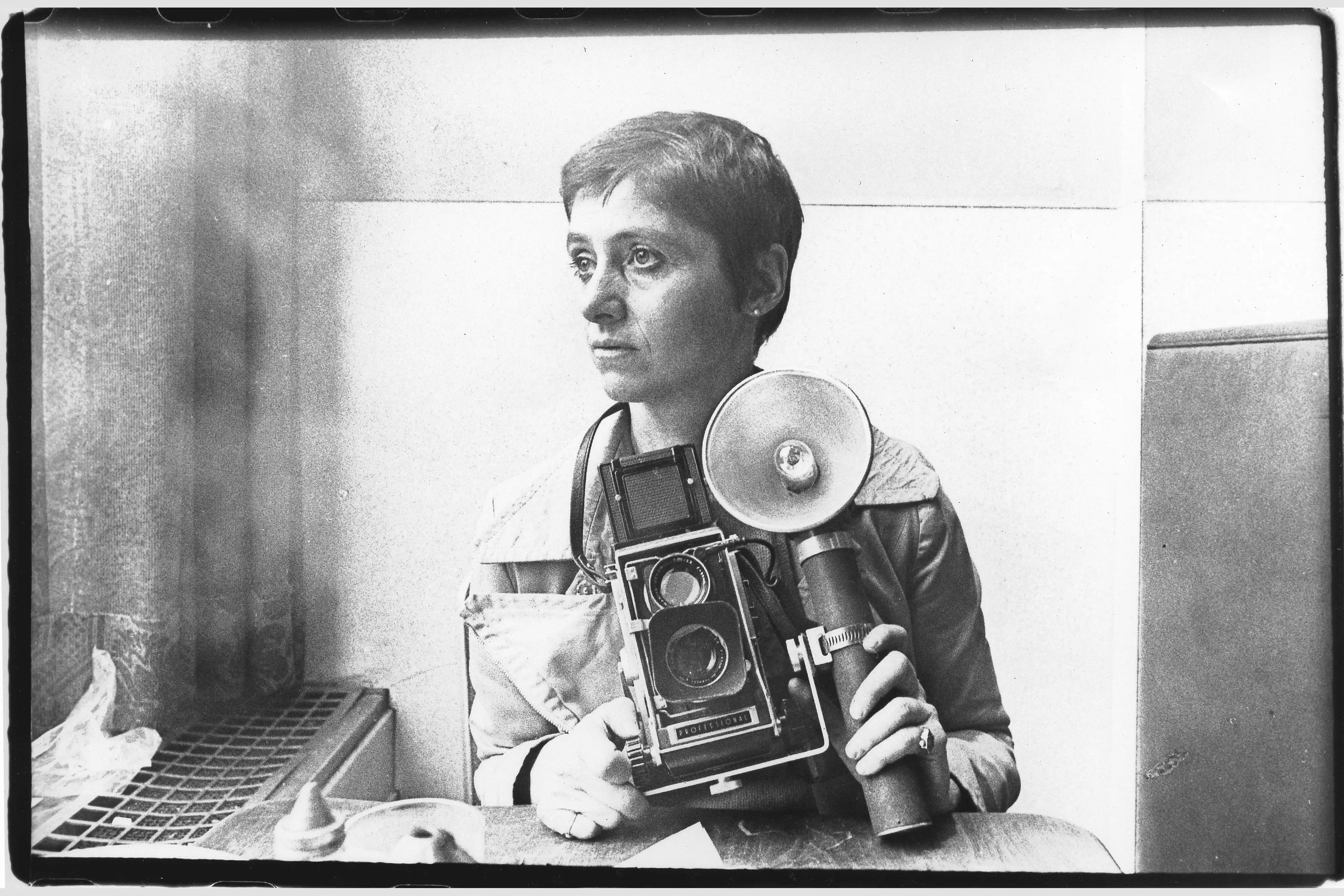 La photographe Diane Arbus pose pour un portrait rare dans l'automate de la sixième avenue entre la 41e et la 42e rue à New York, New York vers 1968