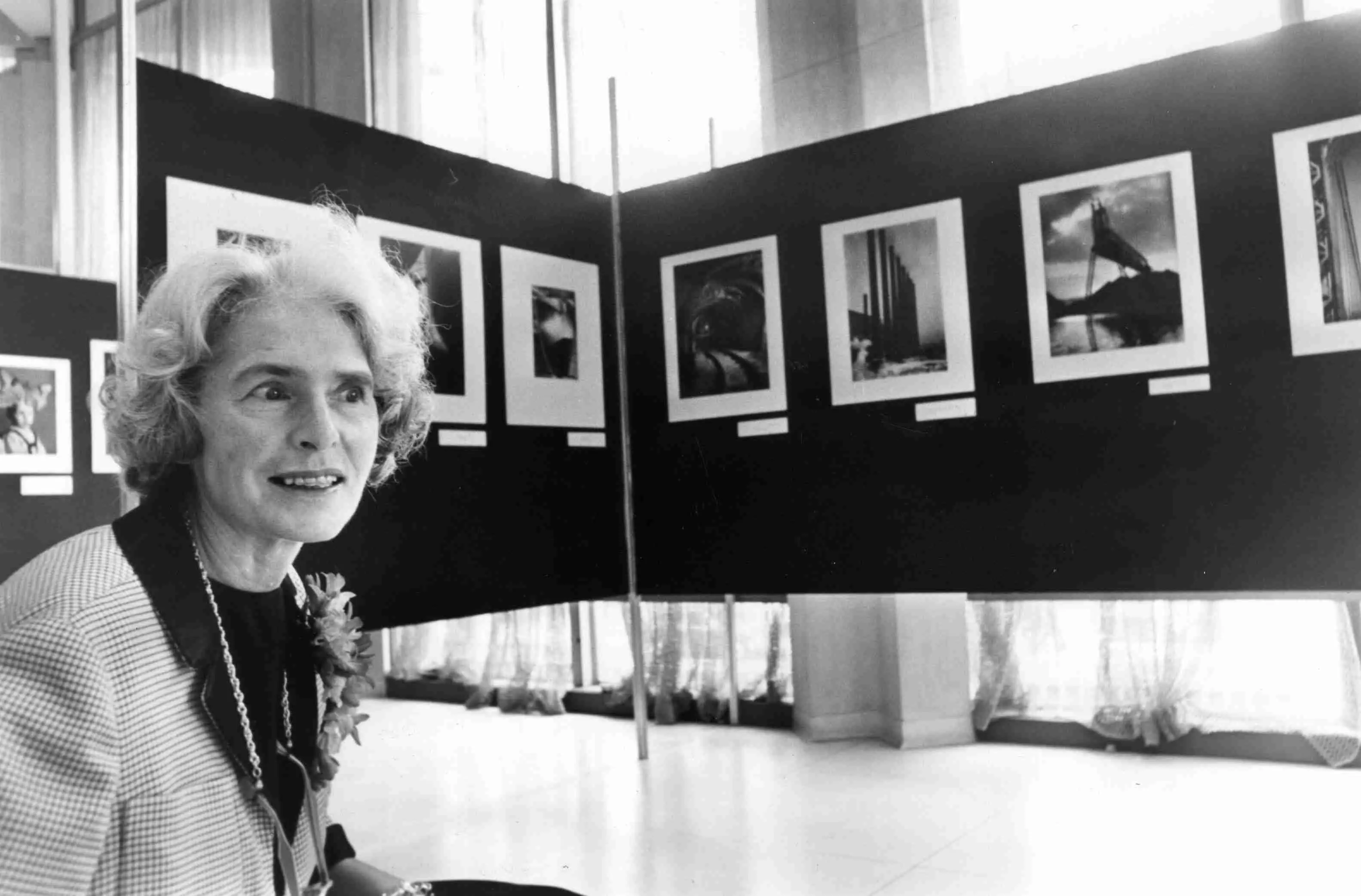 La photojournaliste américaine Margaret Bourke-White lors d'une exposition