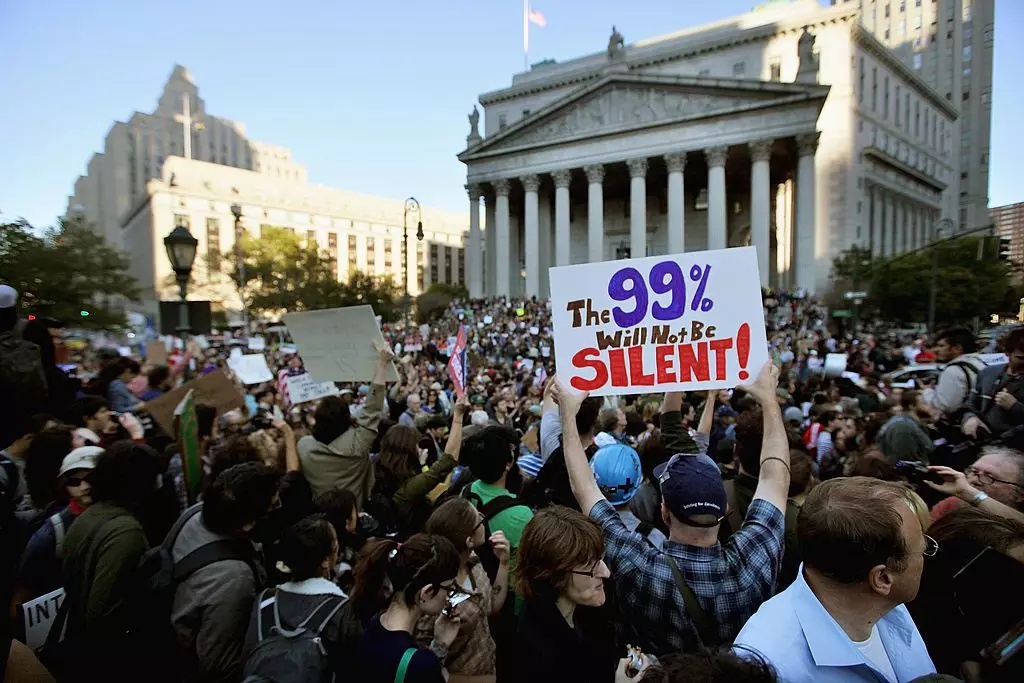 Betogers verbonde aan die Occupy Wall Street-beweging stap op 5 Oktober 2011 deur Lower Manhattan.