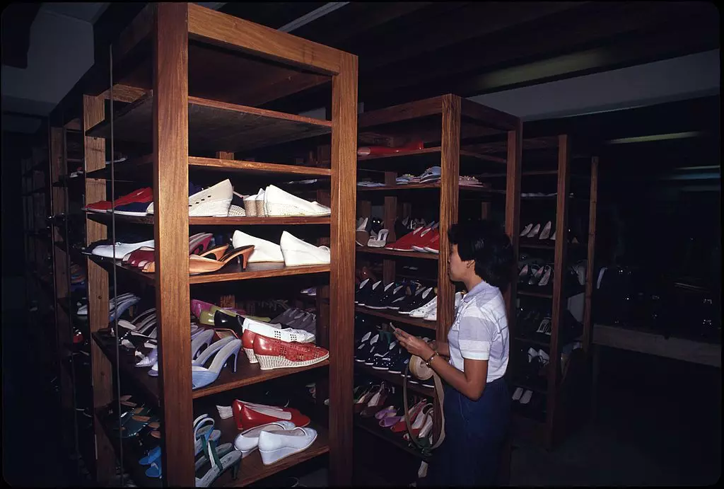 Kabaha Imelda Marcos: Alaabada agabku waxay ka samaysan tahay kabo ay leedahay marwadii koowaad ee Filibiin, Imelda Marcos, oo ku taal maqaasiin hoosteeda qolka jiifka ee Malacanang Palace, Manila, 1986.