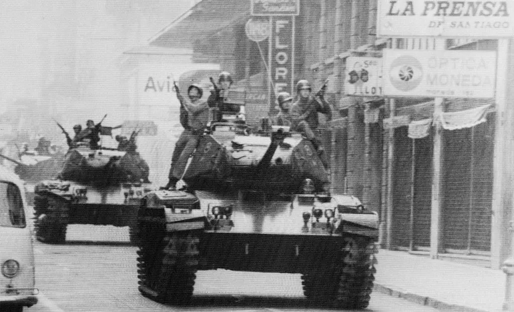 Des soldats chevauchent des chars dans les rues de Santiago, au Chili, alors que le général d'armée Augusto Pinochet prête serment en tant que président.
